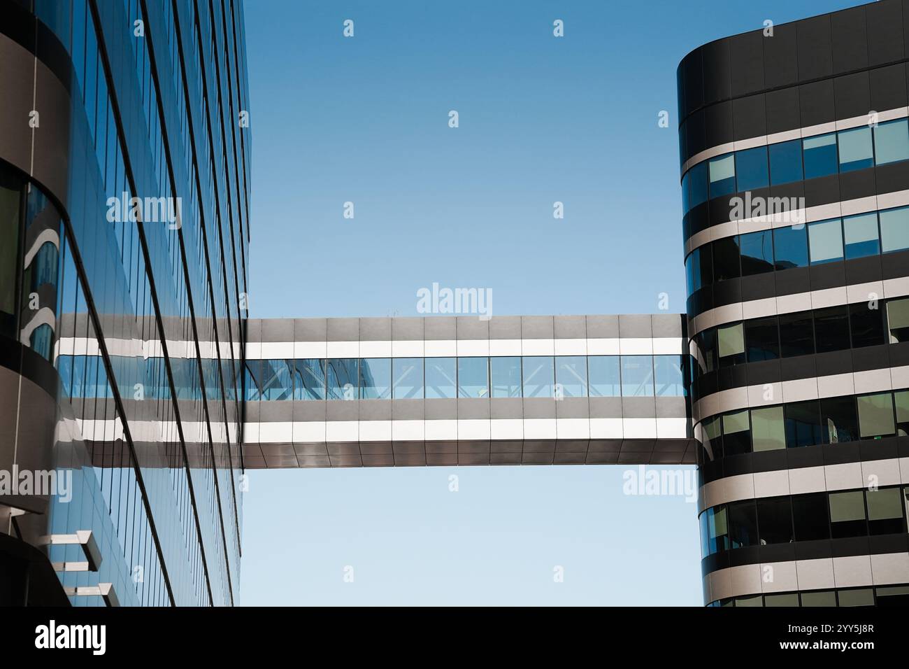 Bridge between two buildings hi-res stock photography and images - Alamy