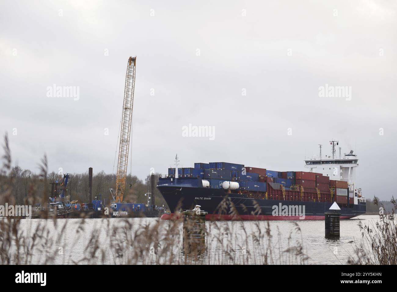 Container ship Baltic Shark and floating crane Aug. Prien in the Kiel ...