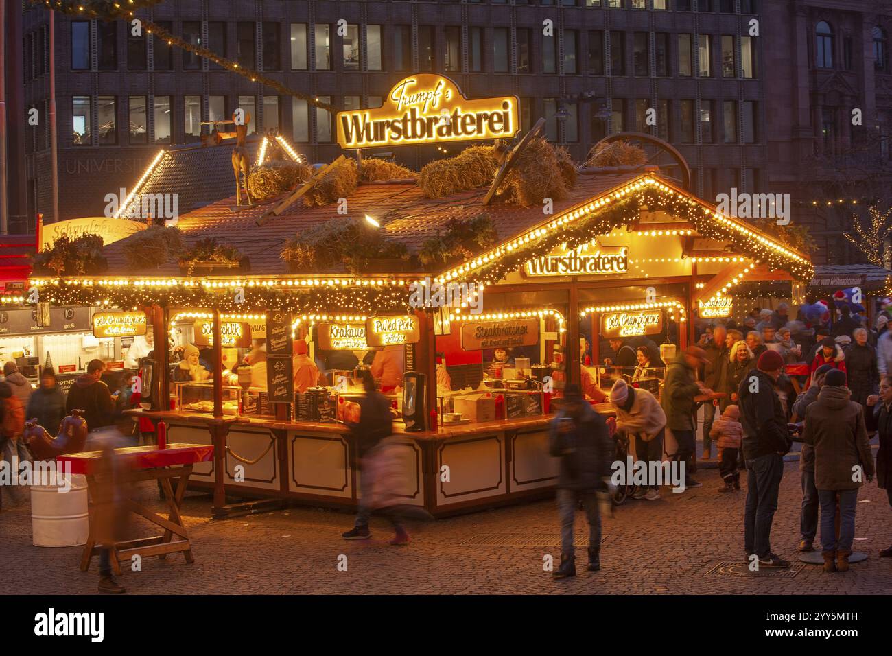 Sausage roasting stand with many people at the Bremen Christmas market ...