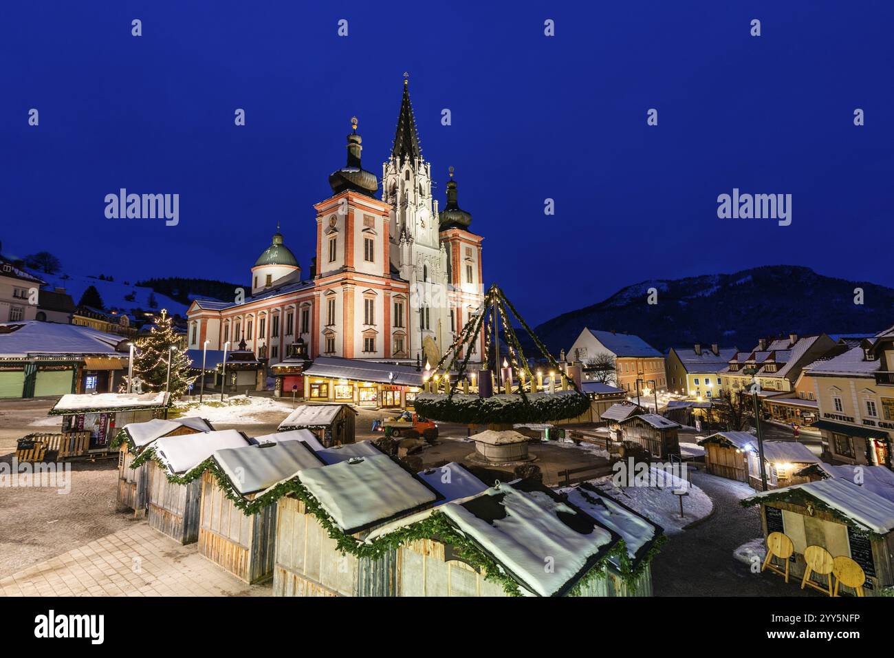 Advent atmosphere, world's largest hanging Advent wreath at the ...