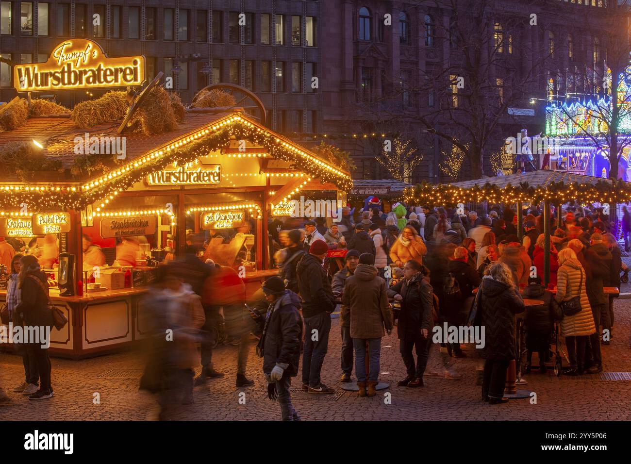Sausage roasting stand with many people at the Bremen Christmas market ...
