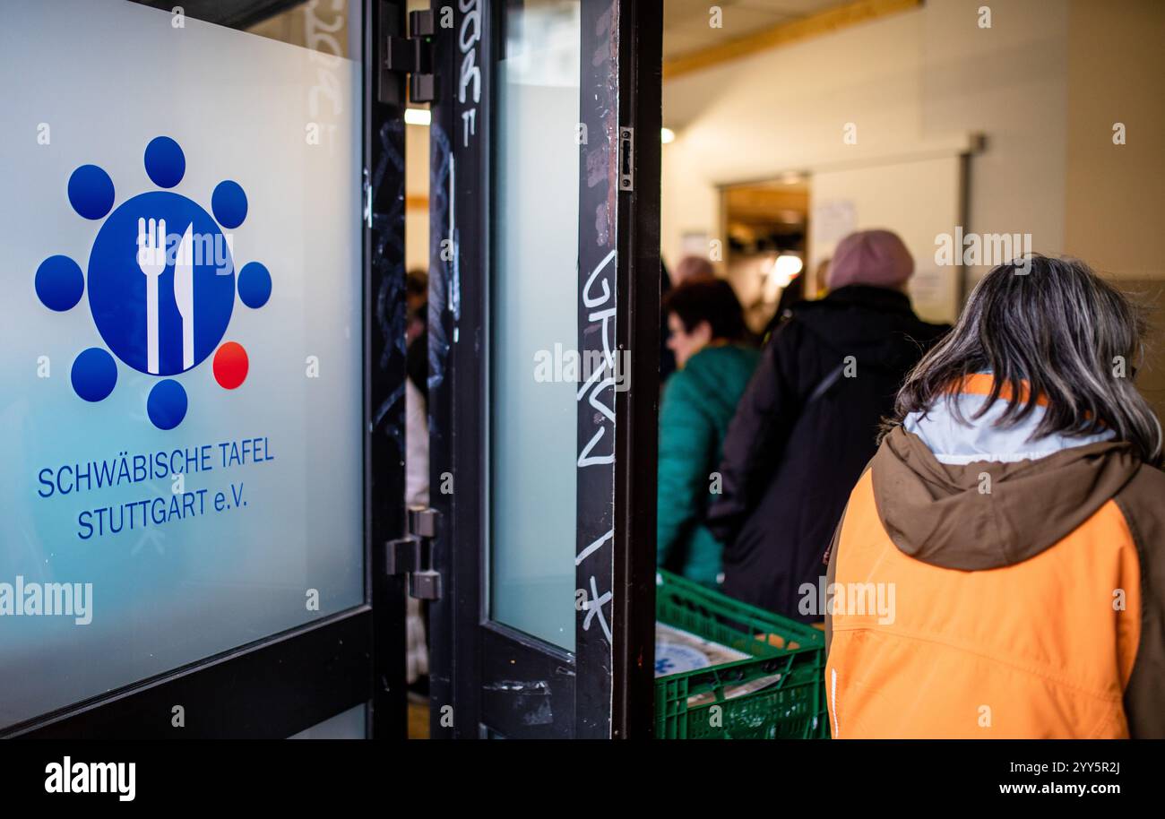 Stuttgart, Germany. 19th Dec, 2024. People queue in front of the ...