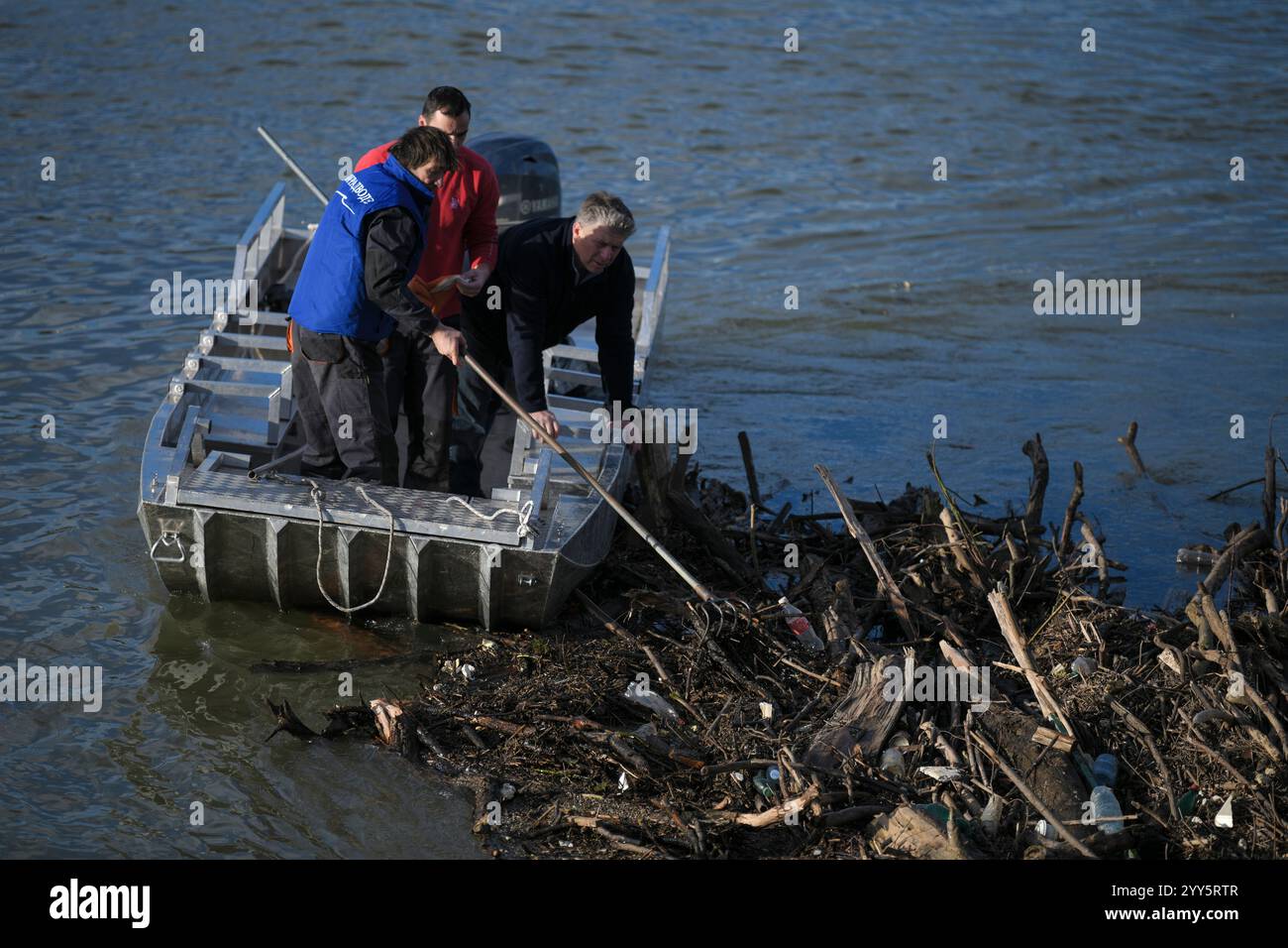 Scoop net hi-res stock photography and images - Alamy