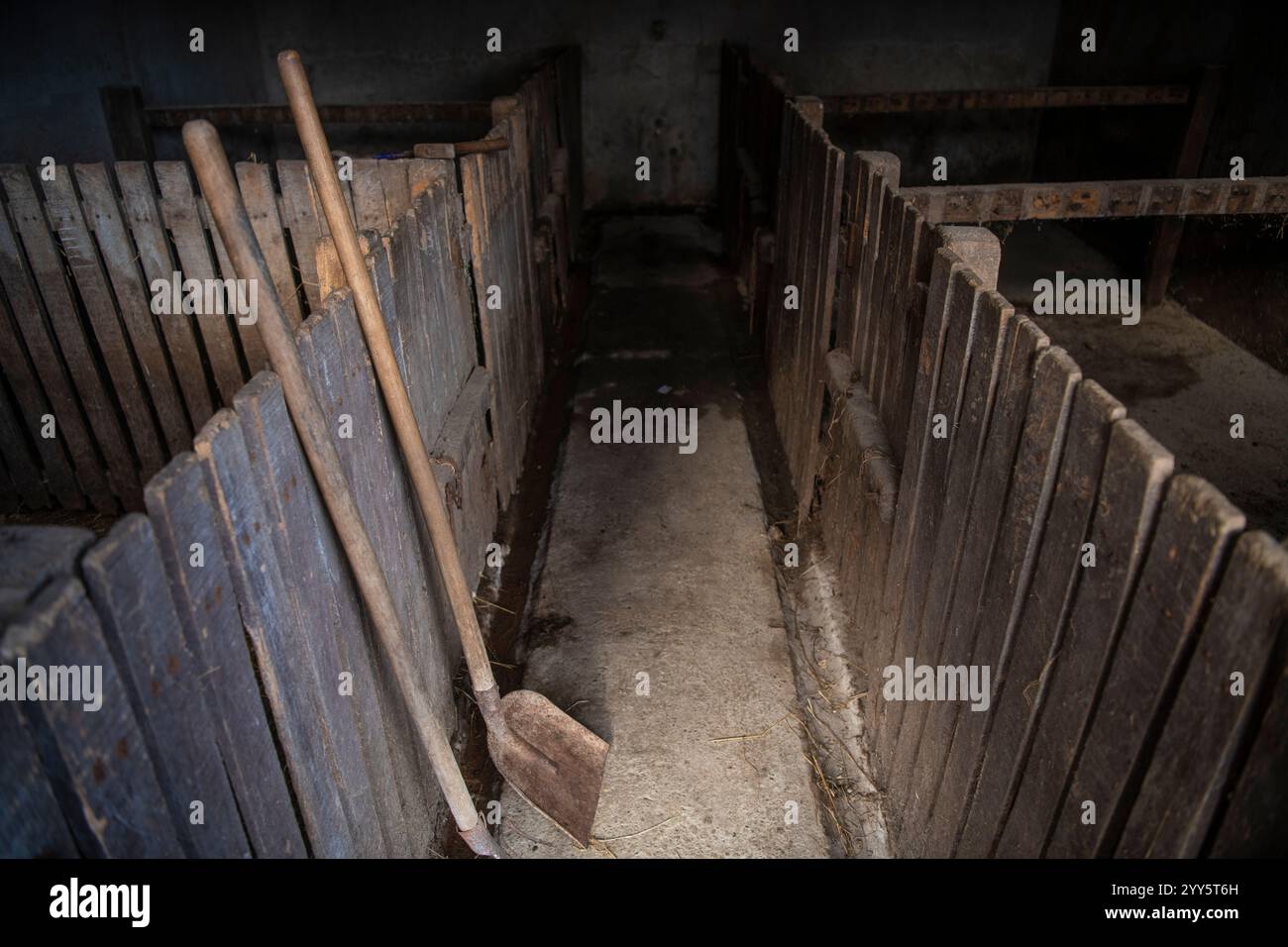 Rustic stable interior hi-res stock photography and images - Alamy