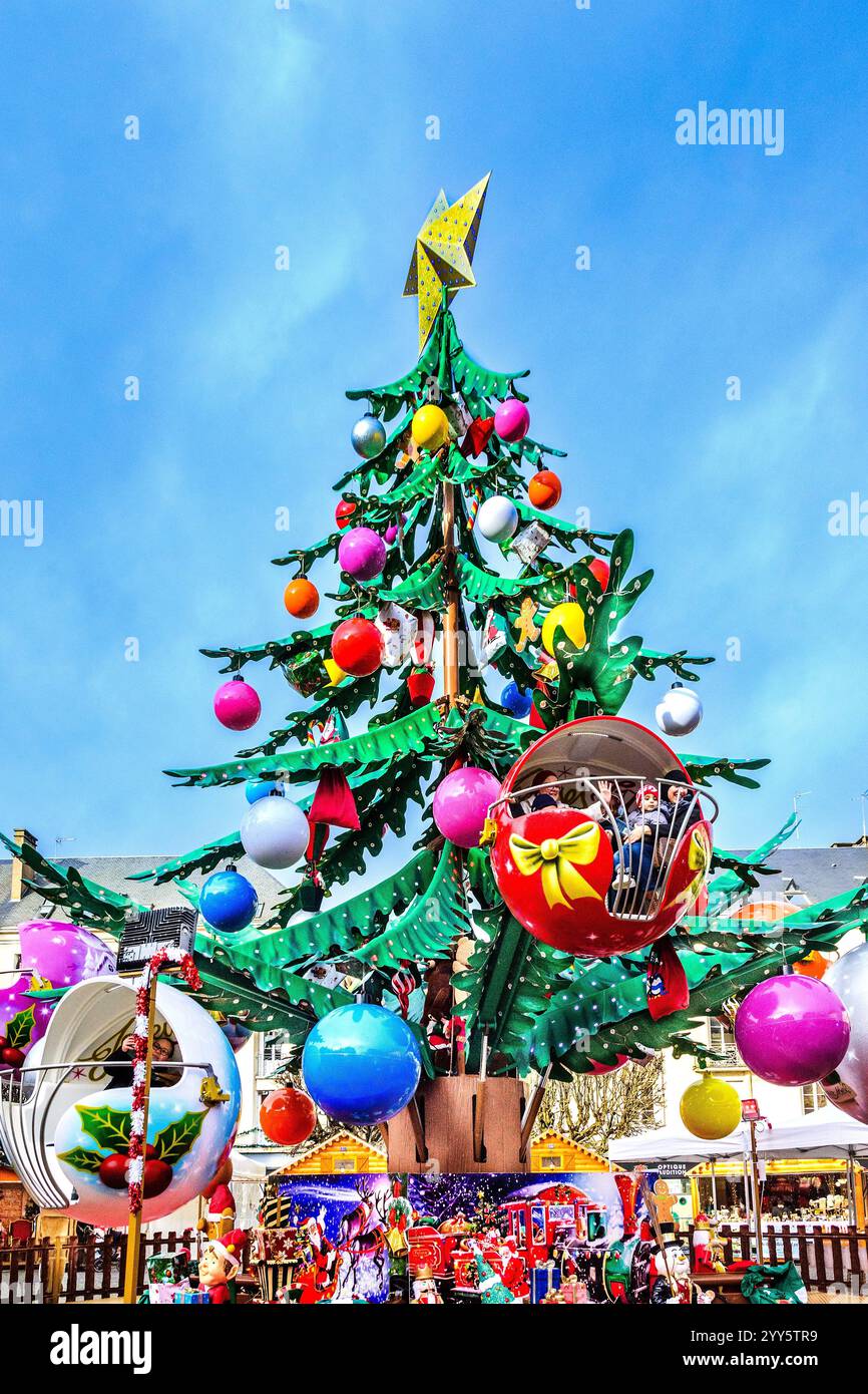 Large Christmas tree fairground roundabout with children in gondolas in ...