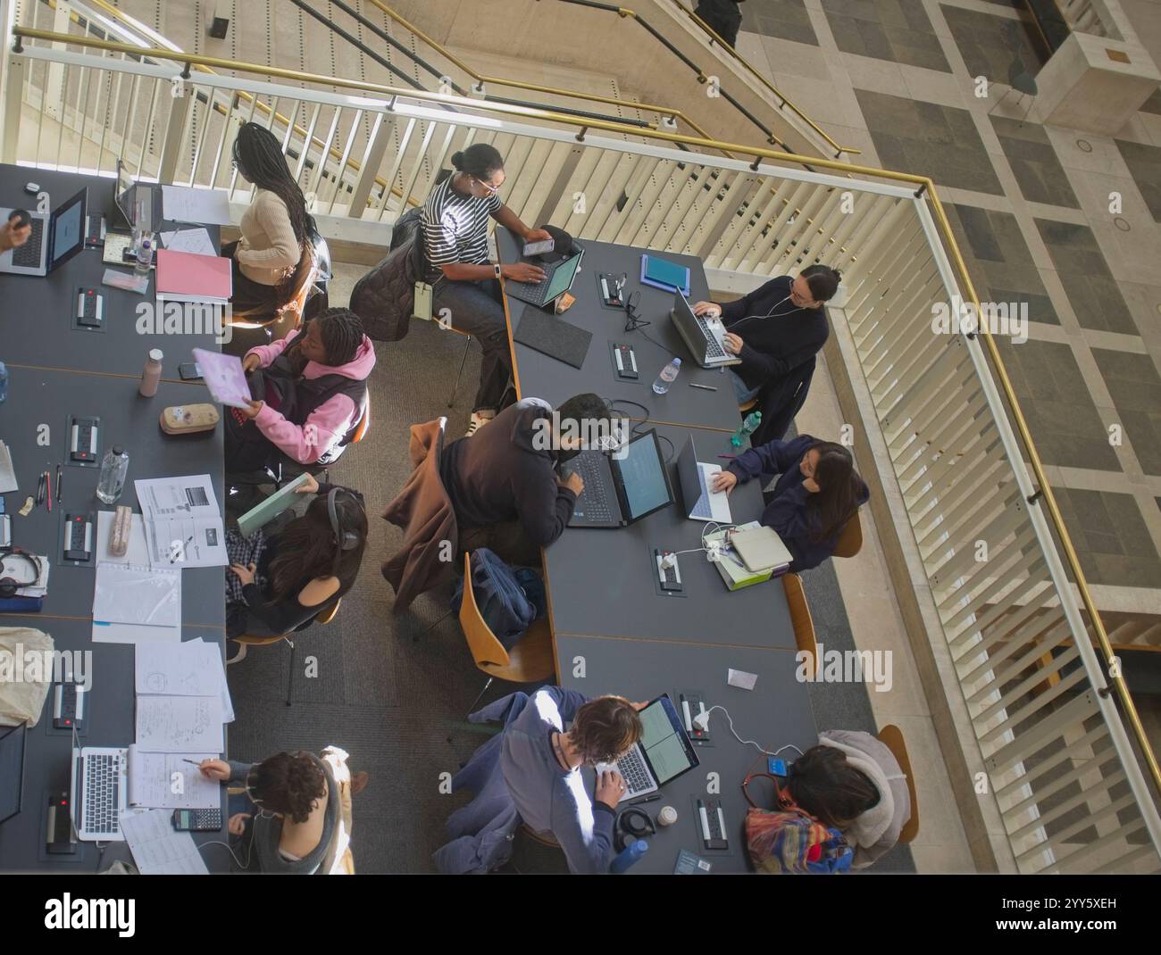 Students library laptops hi-res stock photography and images - Alamy