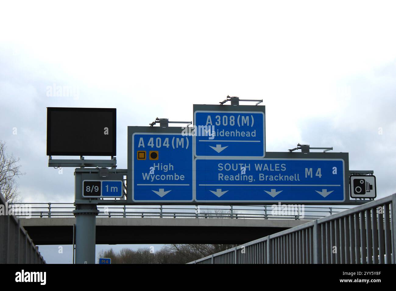 Cantilever signal gantry hi-res stock photography and images - Alamy