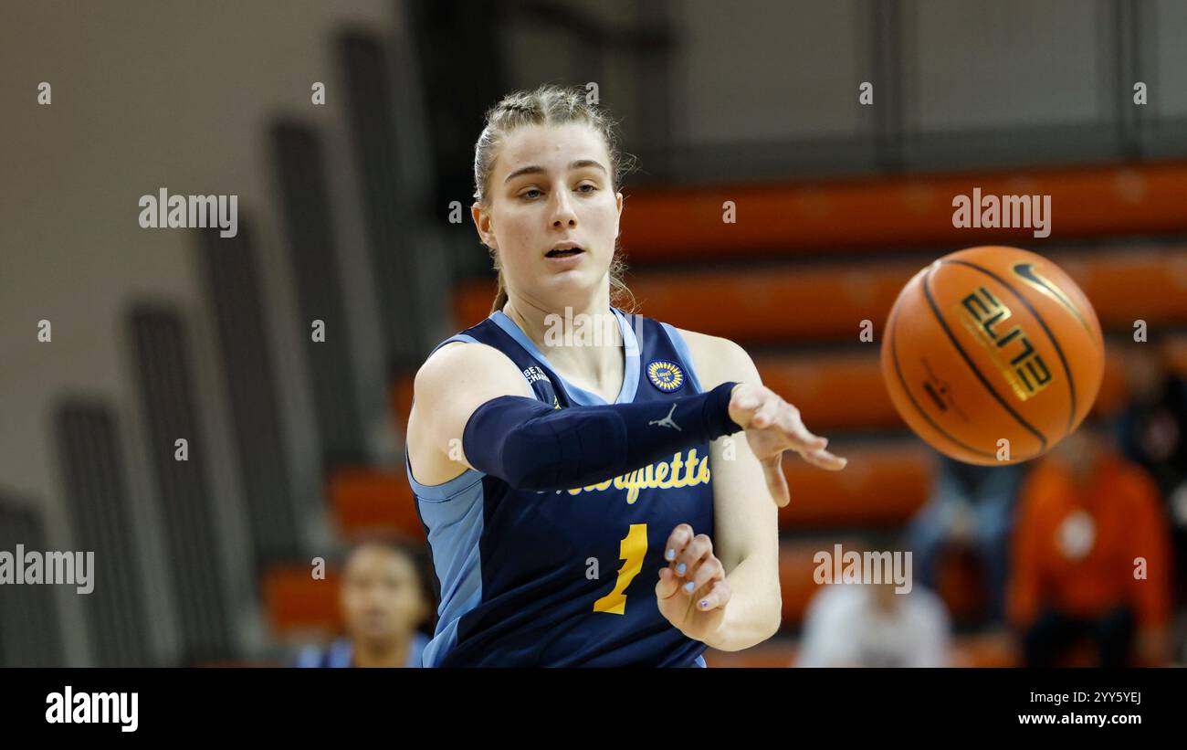 Marquette guard Lee Volker (1) passes against the Bowling Green during ...
