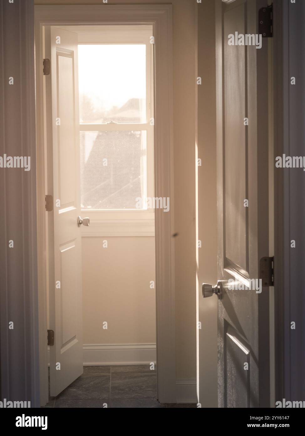 Walk through bathroom hi-res stock photography and images - Alamy
