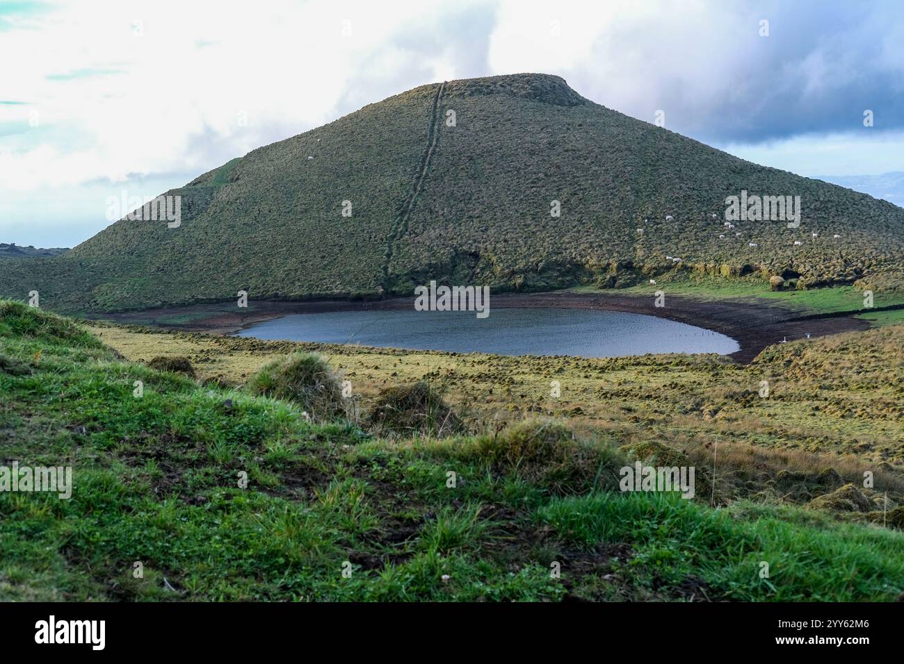 Prainha, Portugal. 27th Sep, 2024. The crater lake Lagoa do Peixinho in ...
