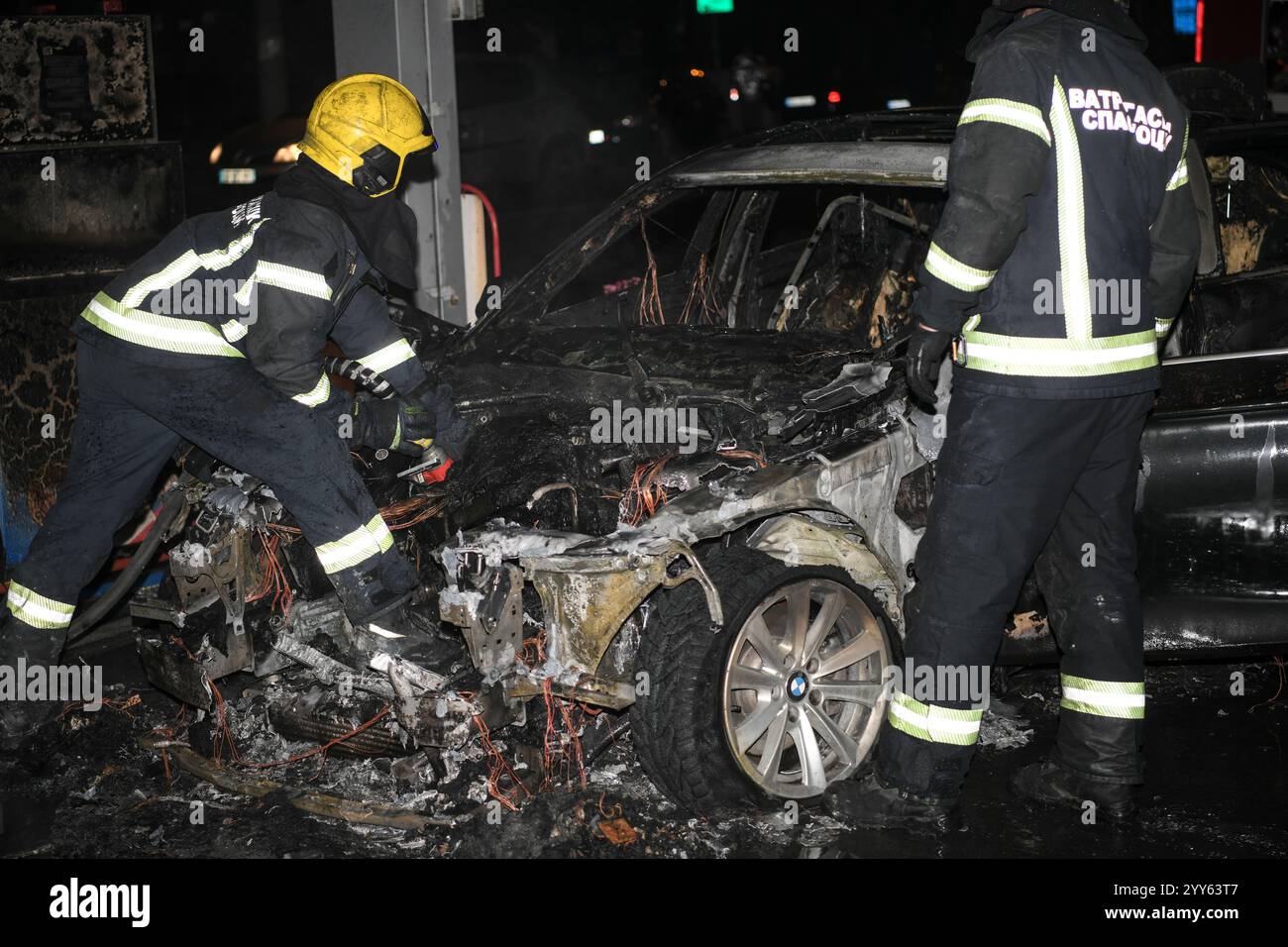 Firefighters extinguishing Car that exploded and destroyed on fuel pump ...