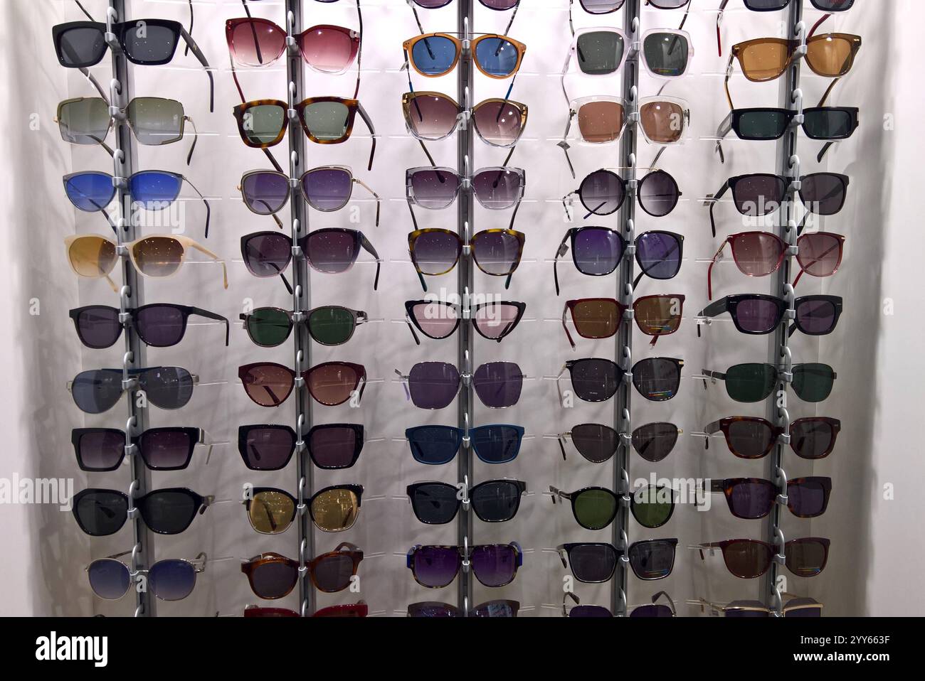 Sonnenbrillen bei Fielmann Brillen, Optiker-Filiale. Die Fielmann Group ...