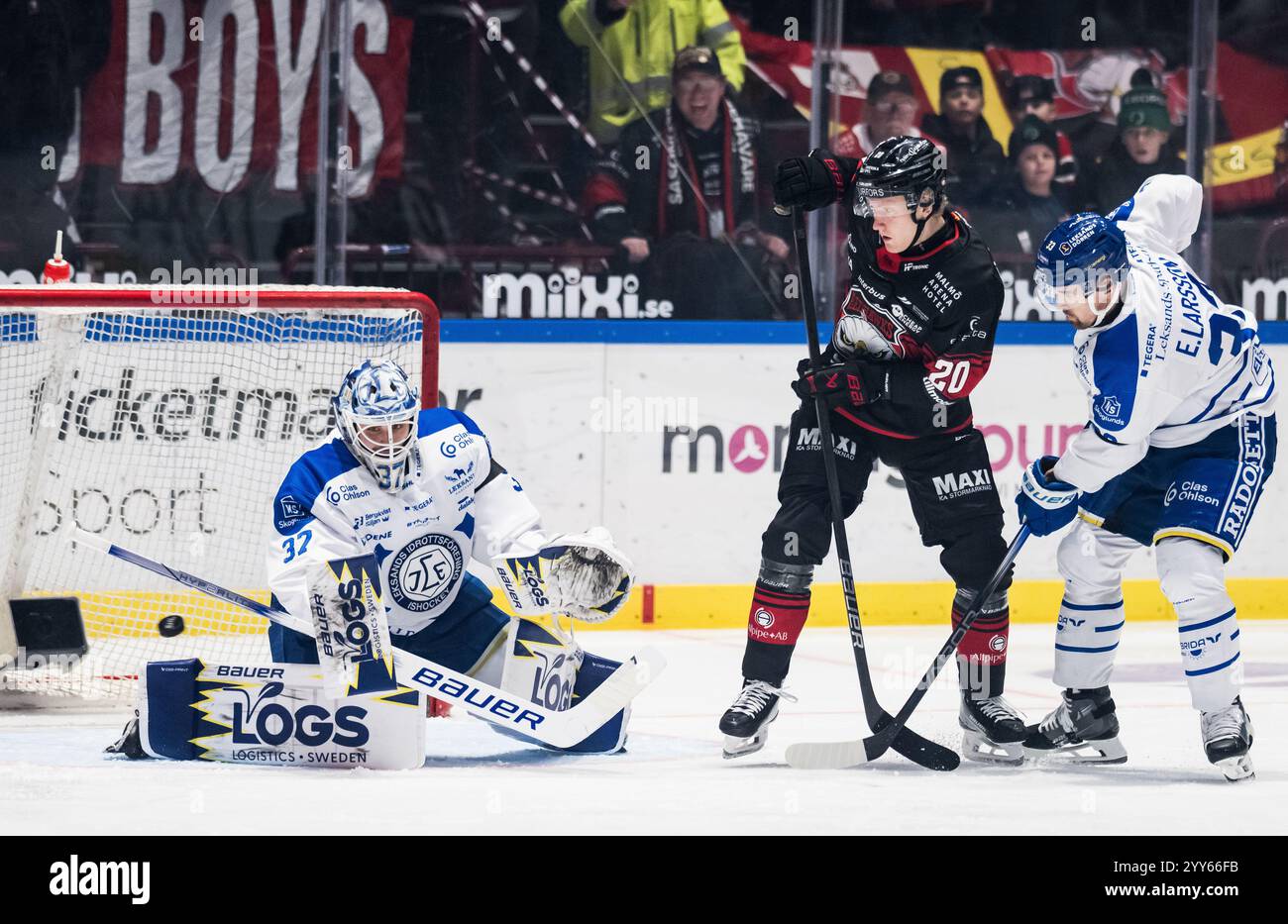 241219 Leksands målvakt Jakob Hellsten och Malmö Redhawks Thomas Berg ...