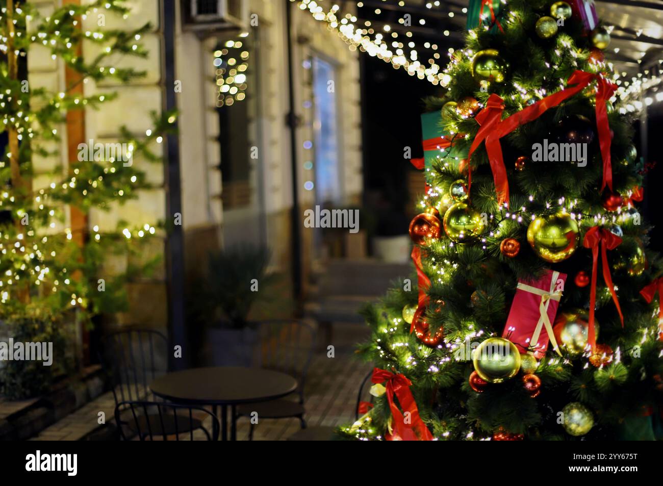 Christmas tree on street close hi-res stock photography and images - Alamy