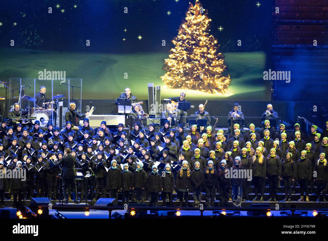 Dresden, Germany. 19th Dec, 2024. Members of the Dresdner Kreuzchor and ...