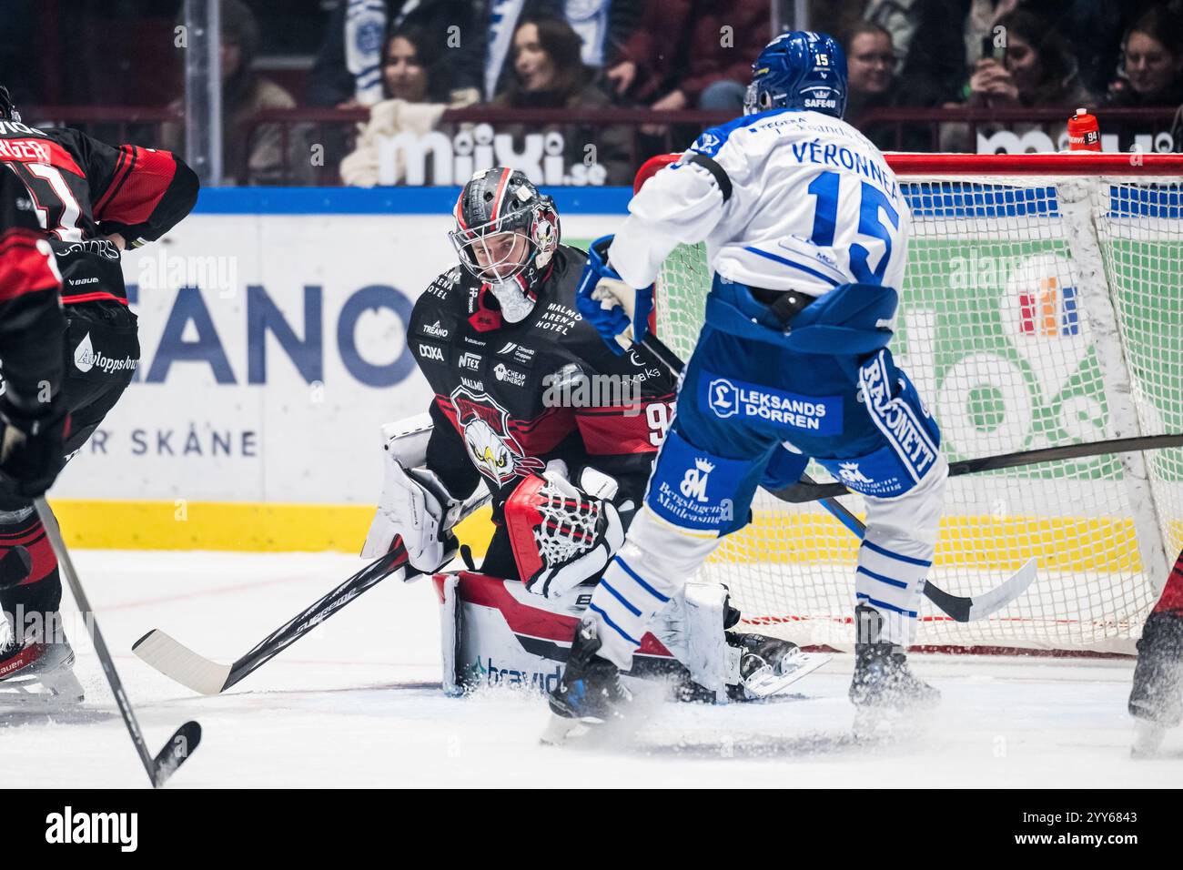 241219 Malmö Redhawks målvakt Marek Langhamer och Leksands Max Veronneau under ishockeymatchen i ...