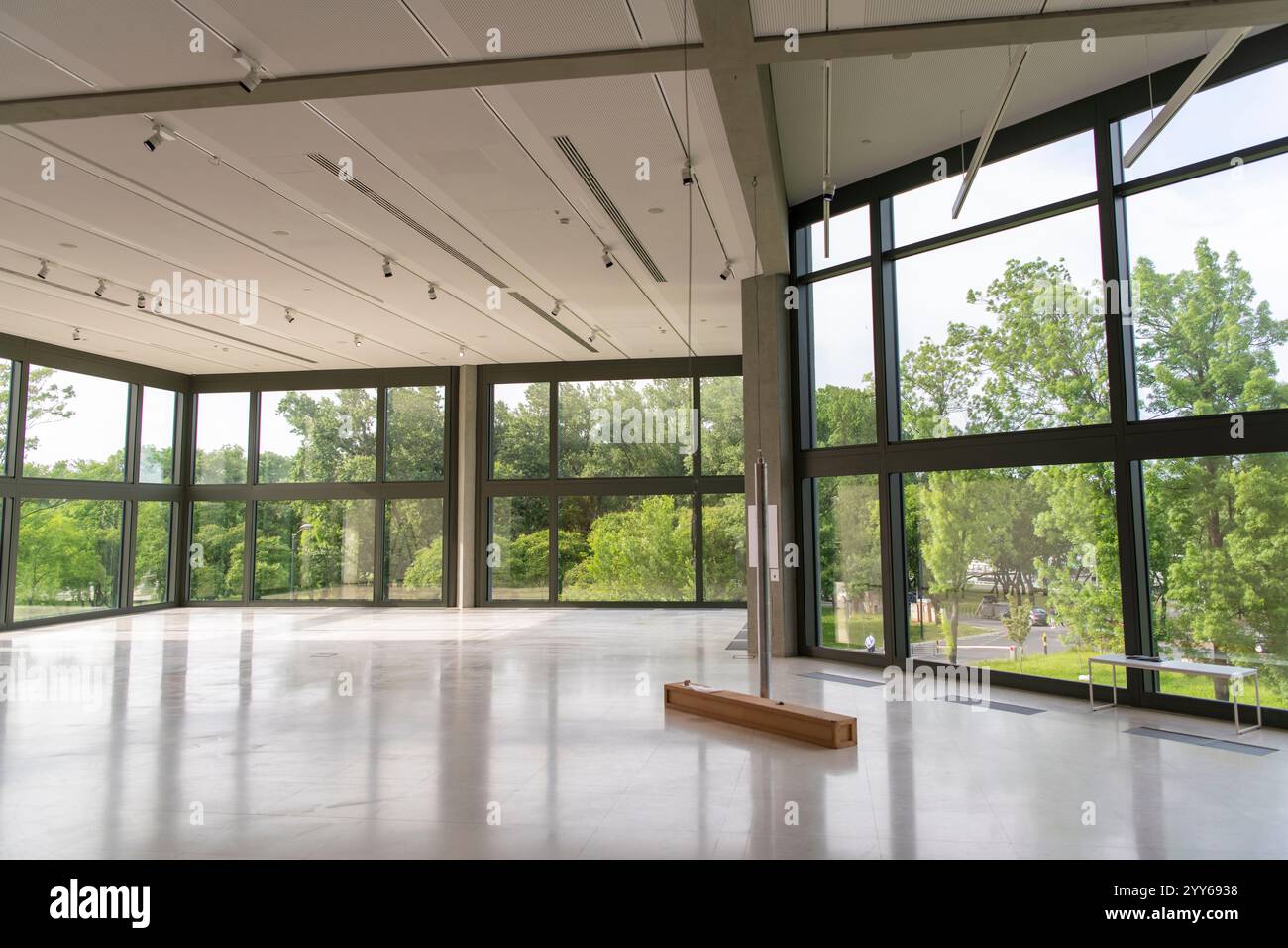 Modern style bright empty open space interior. Spacious bright room ...