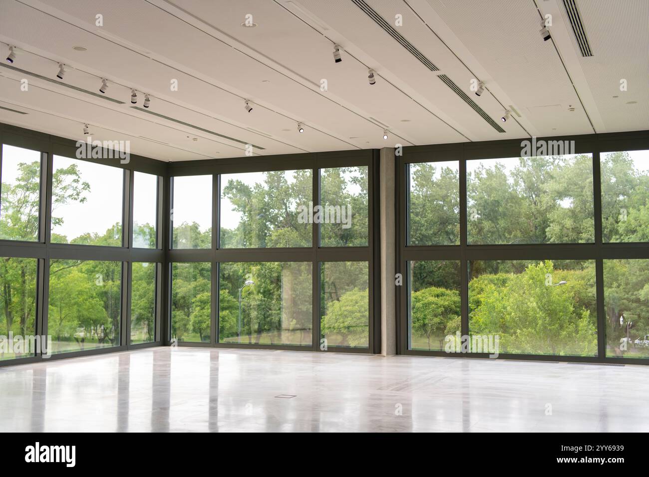 Modern style bright empty open space interior. Spacious bright room ...