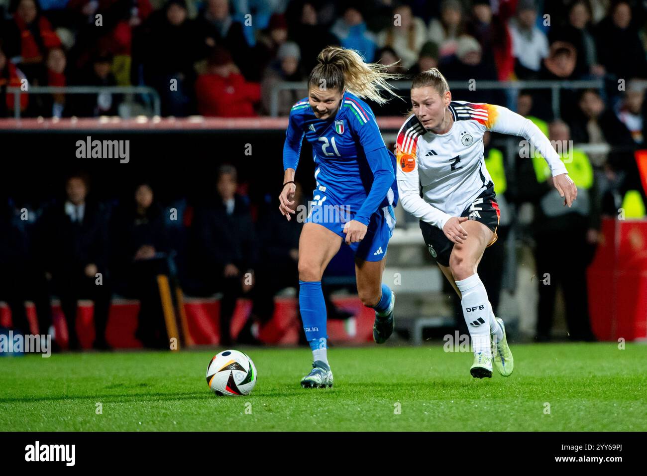 Sarai Linder (Deutschland, #02) im Zweikampf mit Michaela Cambiaghi ...