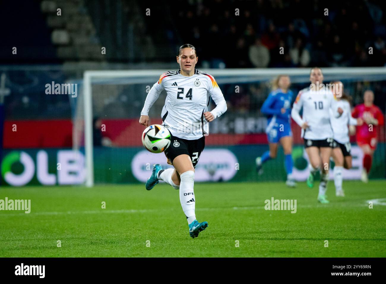Giovanna Hoffmann (Deutschland, #24) am Ball, GER, Deutschland vs ...