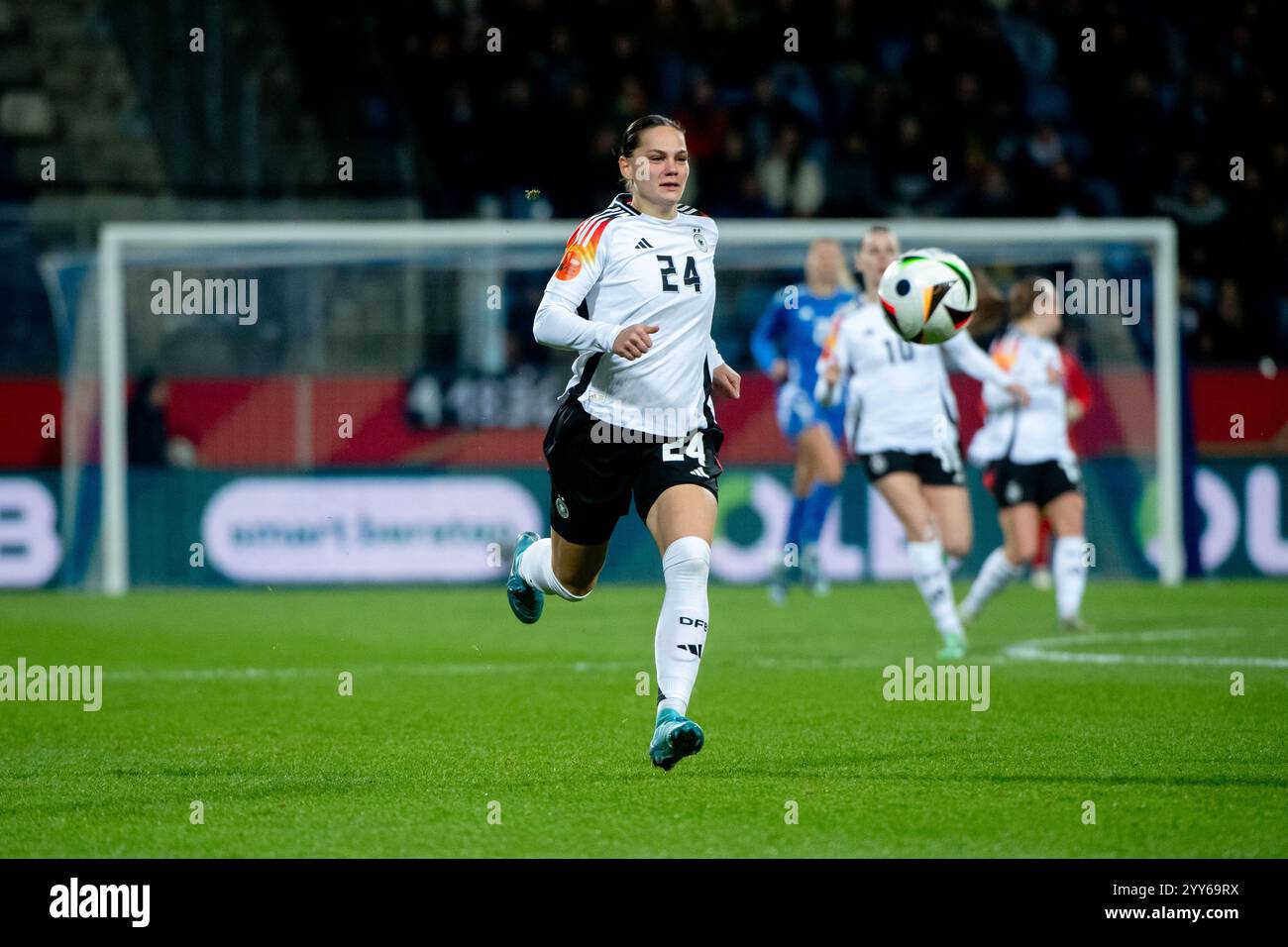 Giovanna Hoffmann (Deutschland, #24) am Ball, GER, Deutschland vs ...