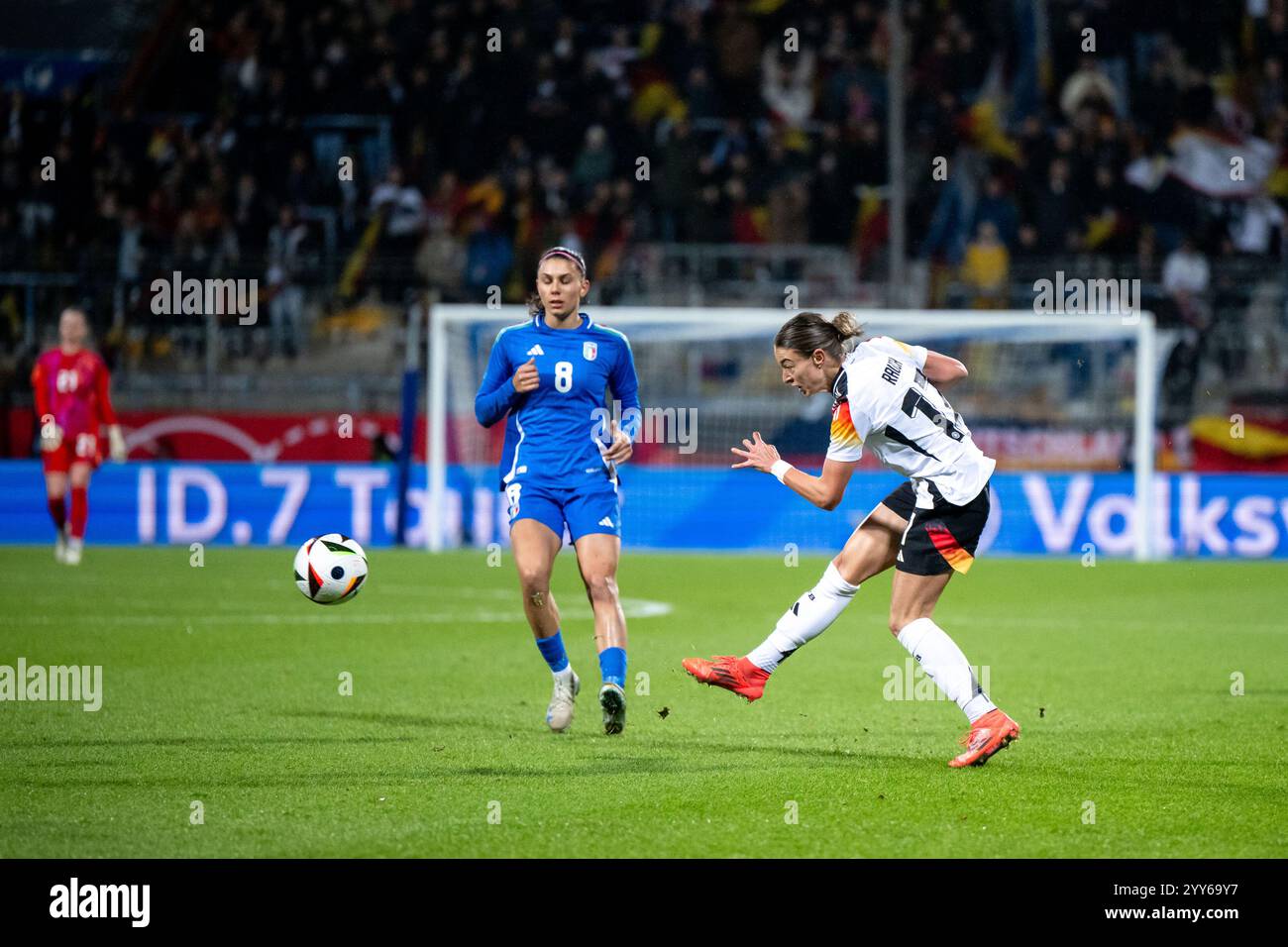 Felicitas Rauch (Deutschland, #17) am Ball, dahinter Agnese Bonfantini ...