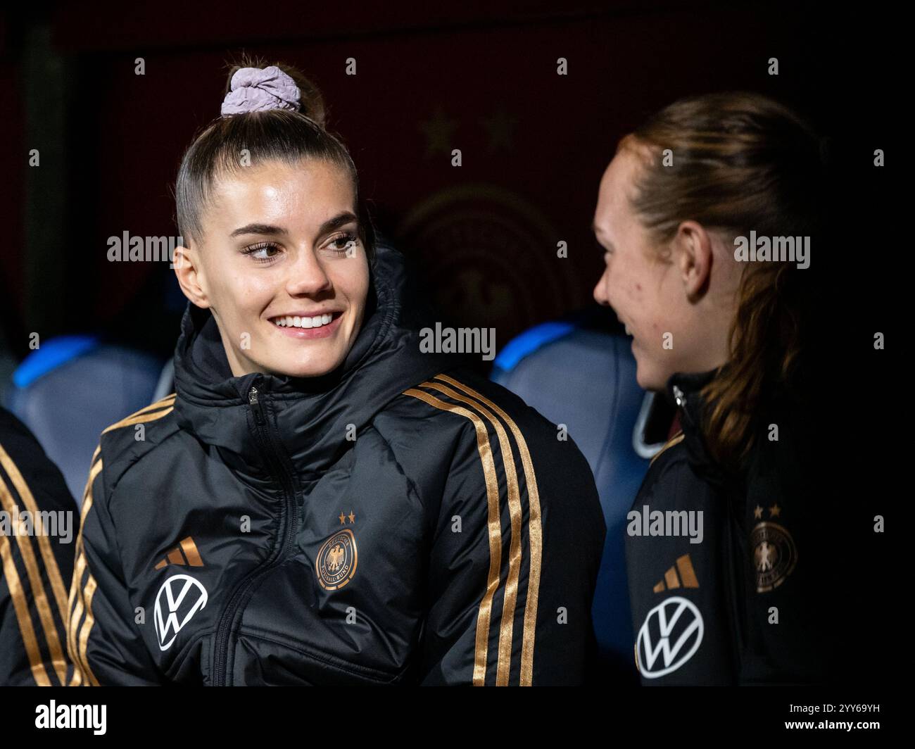 Selina Cerci (Deutschland, #25) lacht auf der Bank, GER, Deutschland vs ...