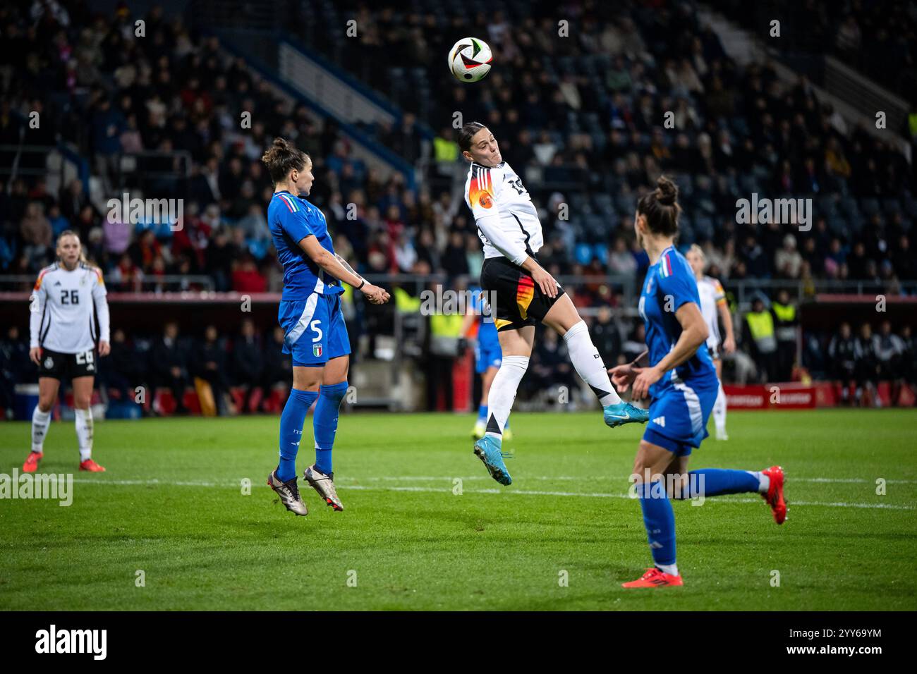 Giovanna Hoffmann (Deutschland, #24) im Zweikampf mit Elena Linari ...