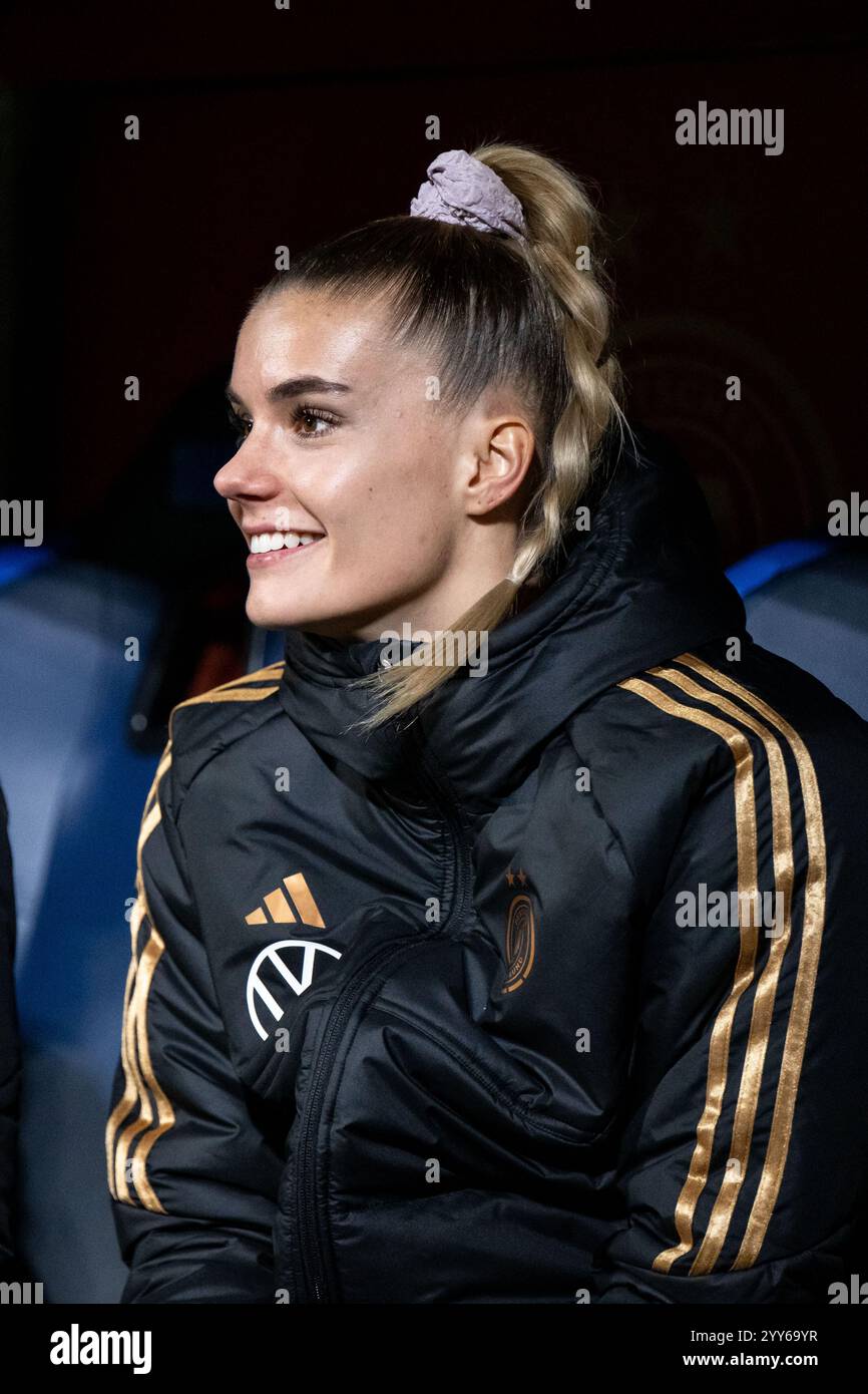 Selina Cerci (Deutschland, #25) lacht auf der Bank, GER, Deutschland vs ...