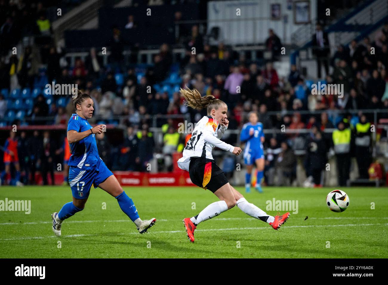 Vivien Endemann (Deutschland, #26) im Zweikampf mit Lisa Boattin ...
