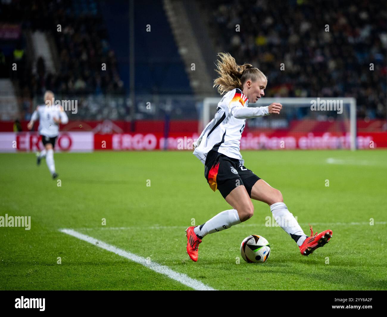 Vivien Endemann (Deutschland, #26) am Ball, GER, Deutschland vs Italien ...
