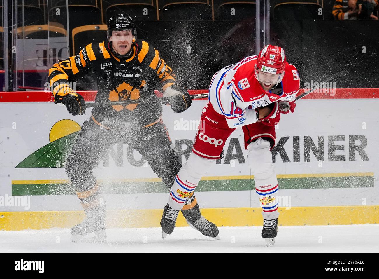 241219 Skellefteås Pär Lindholm och Timrås Emil Pettersson under ishockeymatchen i SHL mellan ...