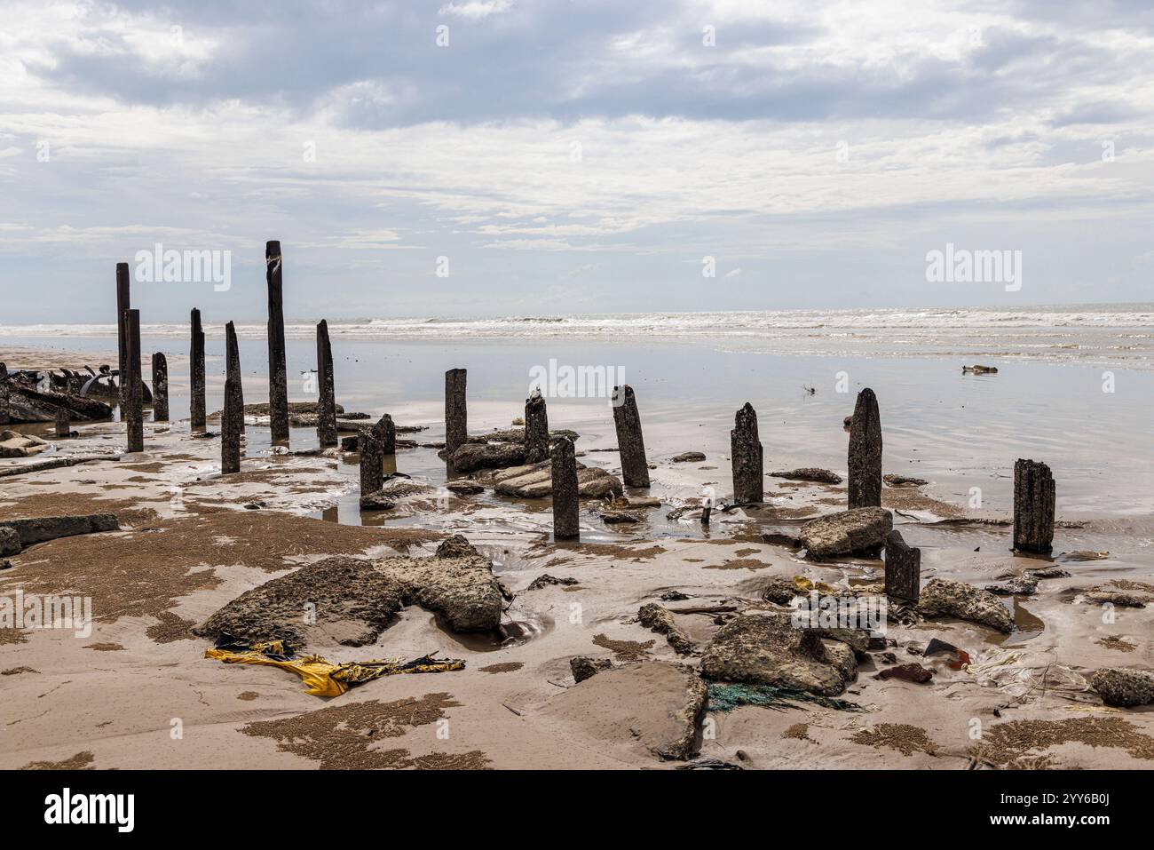 Pilings wood hi-res stock photography and images - Alamy