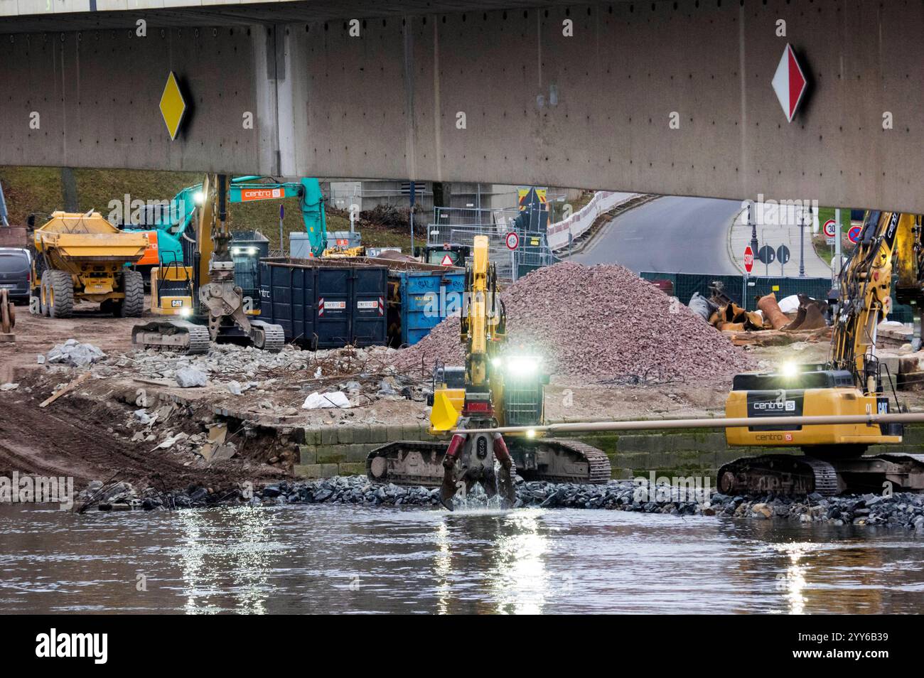 Die Abrissarbeiten am Zug C der Carolabrücke sind in der vergangenen ...