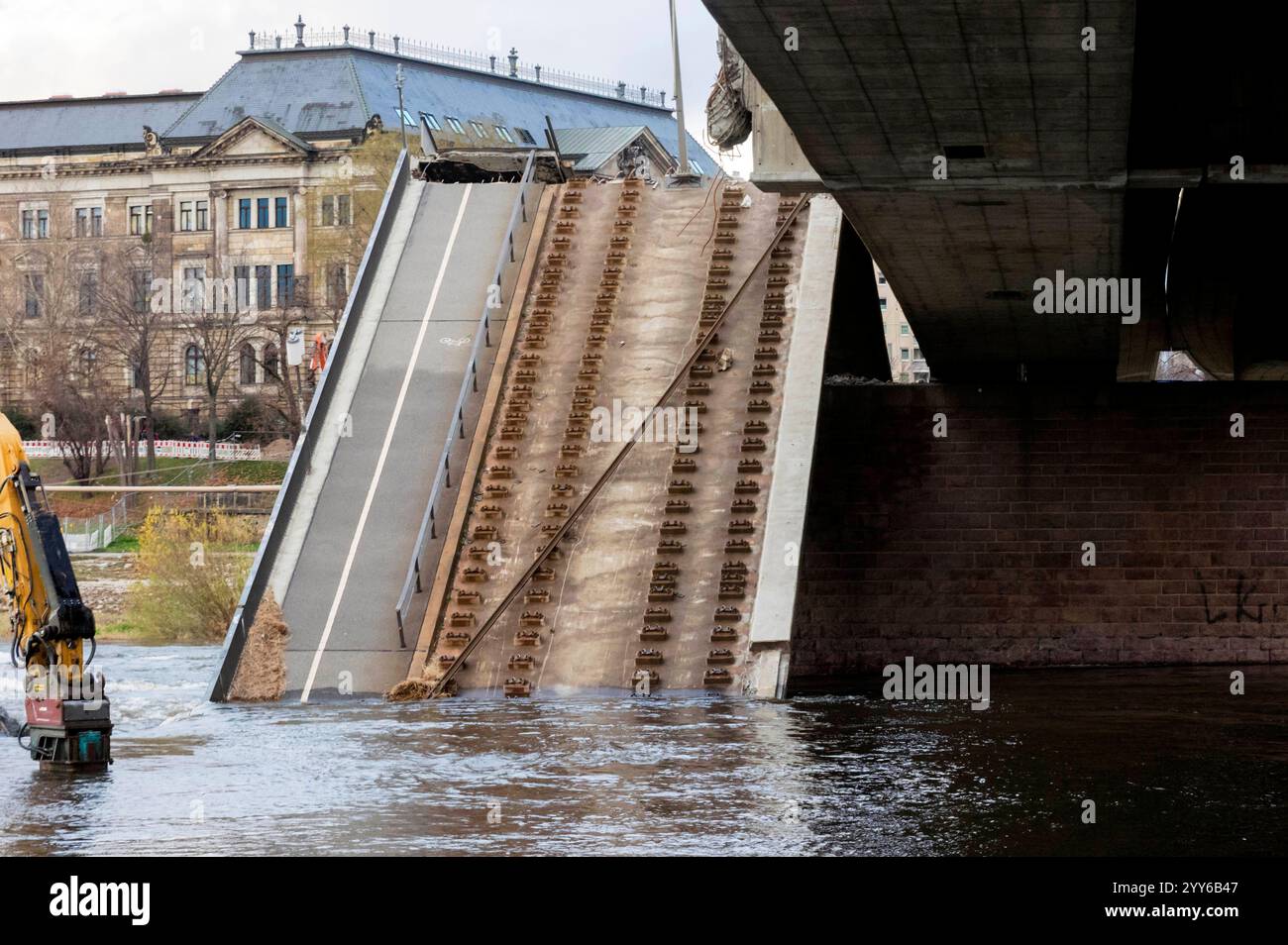 Die Abrissarbeiten am Zug C der Carolabrücke sind in der vergangenen ...