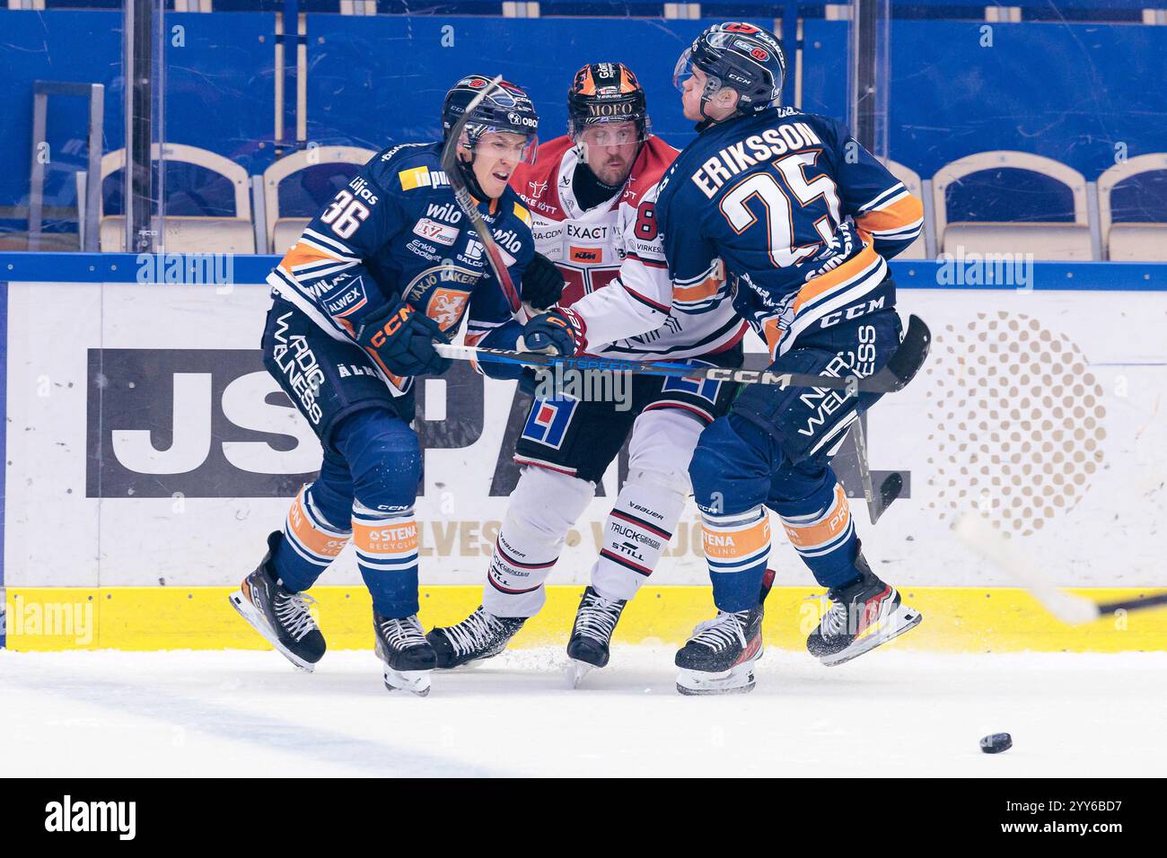 241219 Örebros Patrik Karlkvist mellan Växjös Elias Rosén och Filip ...