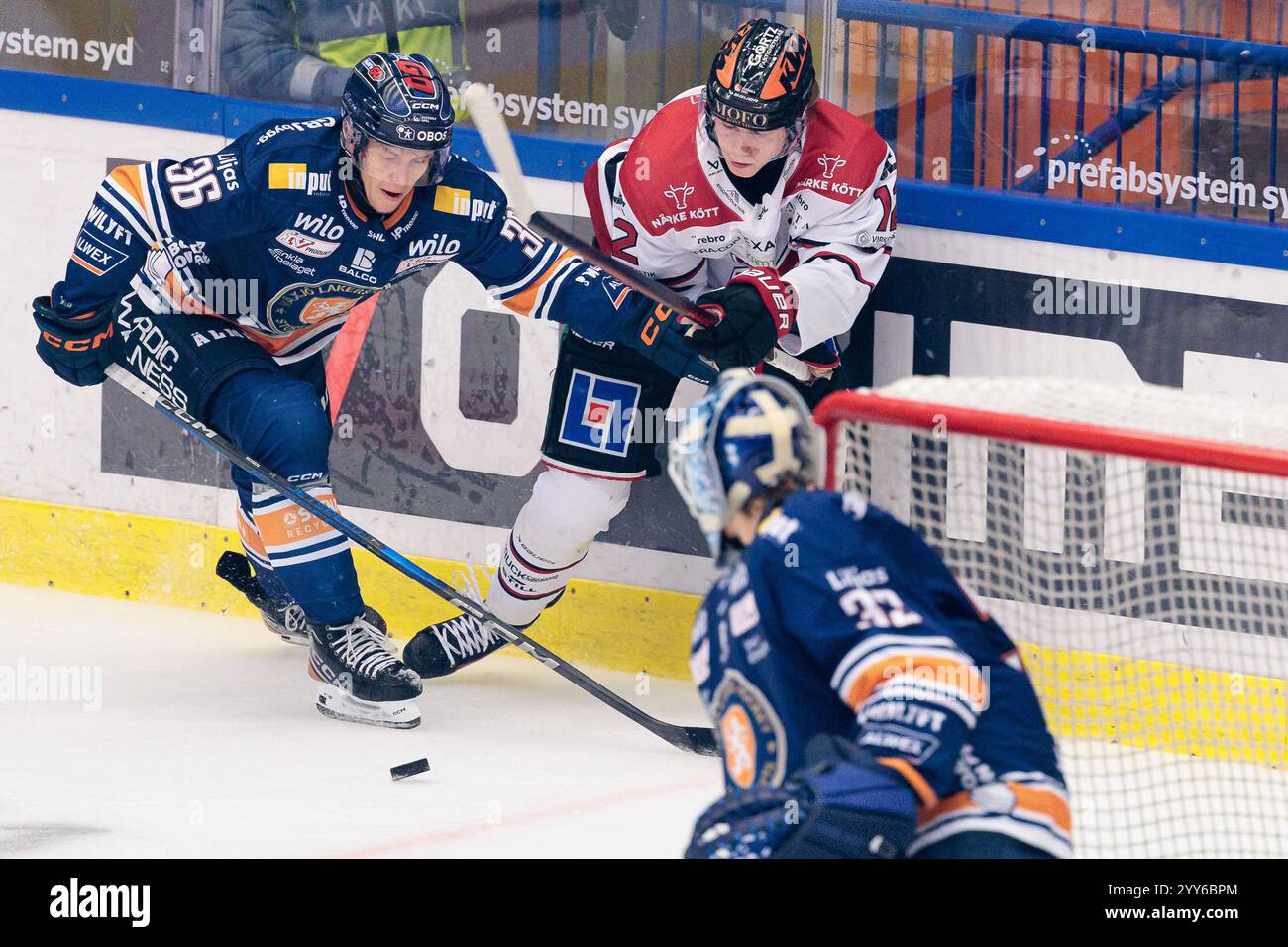 241219 Växjös Elias Rosén och Örebros Noah Steen under ishockeymatchen i SHL mellan Växjö och ...