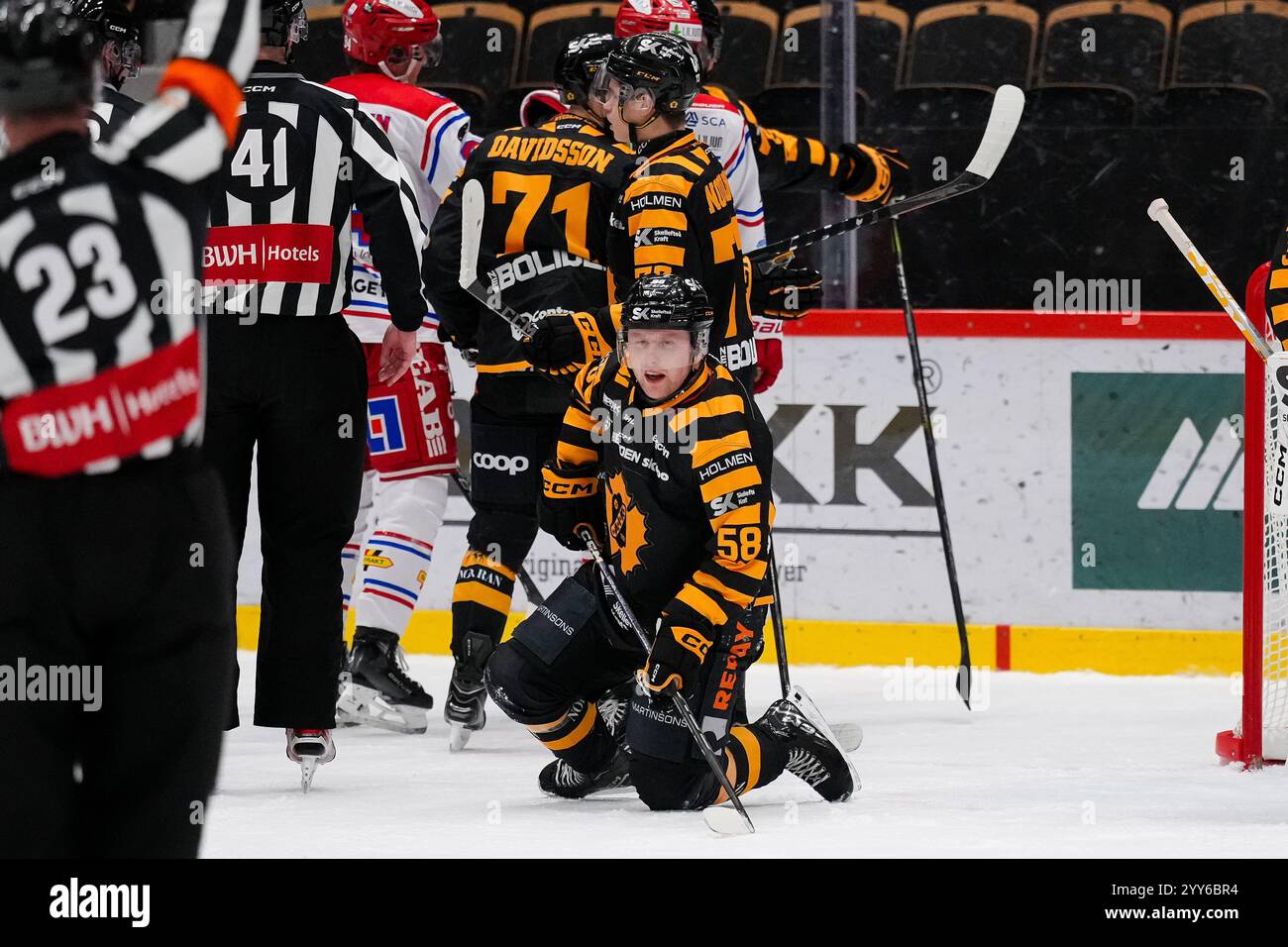 241219 Skellefteås Oskar Nilsson under ishockeymatchen i SHL mellan Skellefteå och Timrå den 19 ...