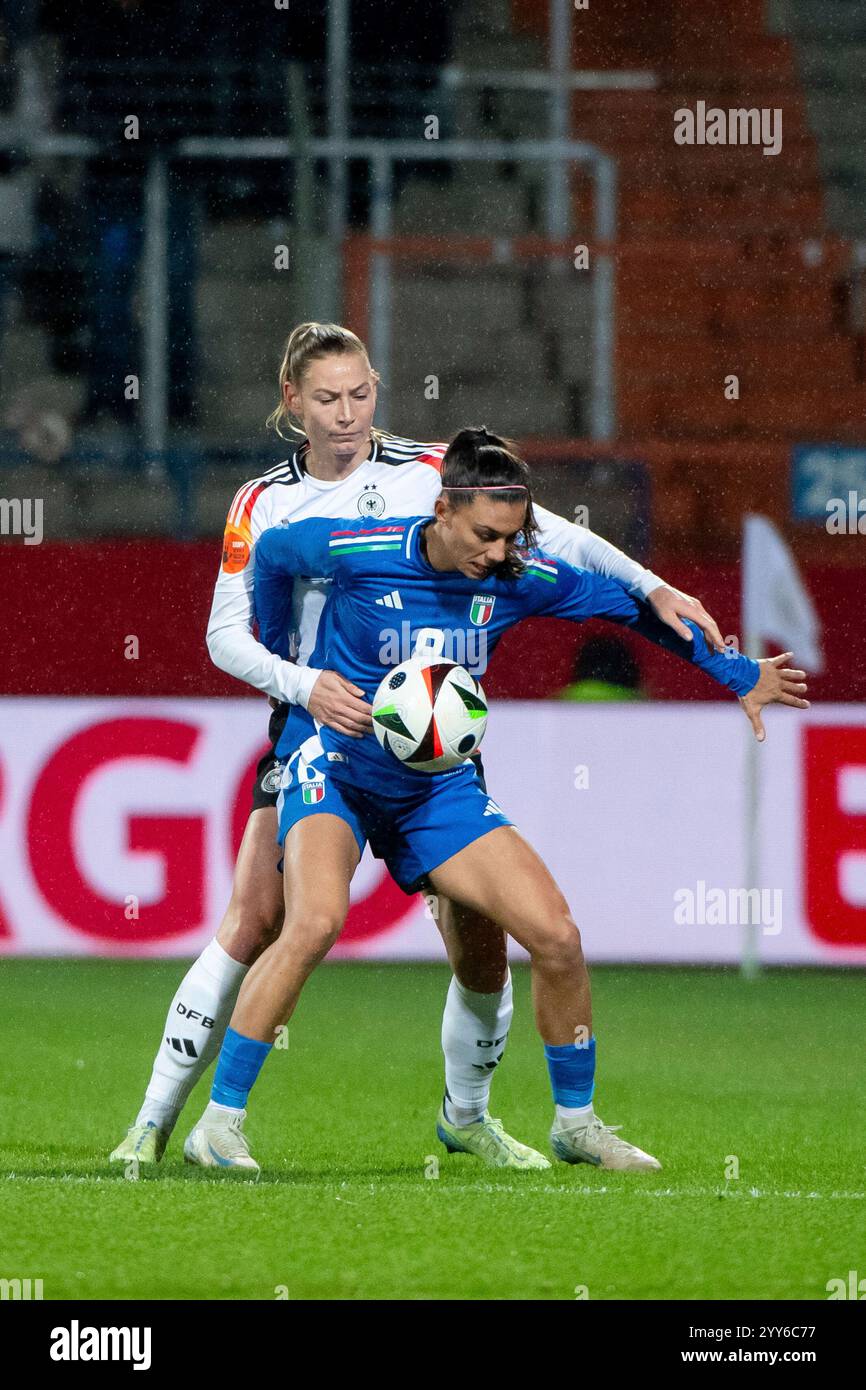 Sarai Linder (Deutschland, #02) im Zweikampf mit Agnese Bonfantini ...