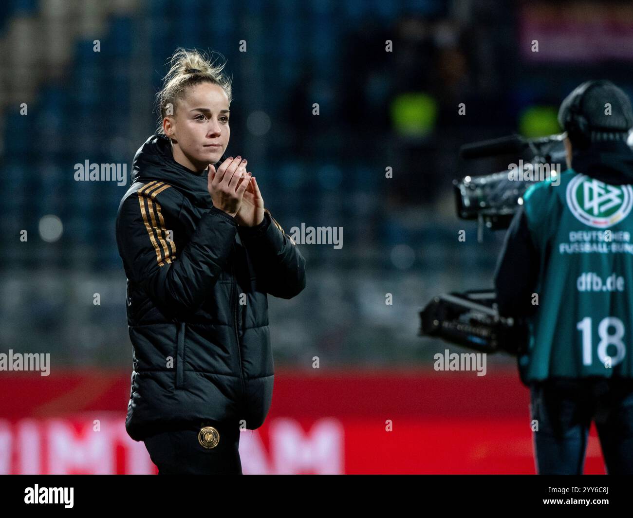 Giulia Gwinn (Deutschland, #07) bedankt sich bei den Fans, GER ...