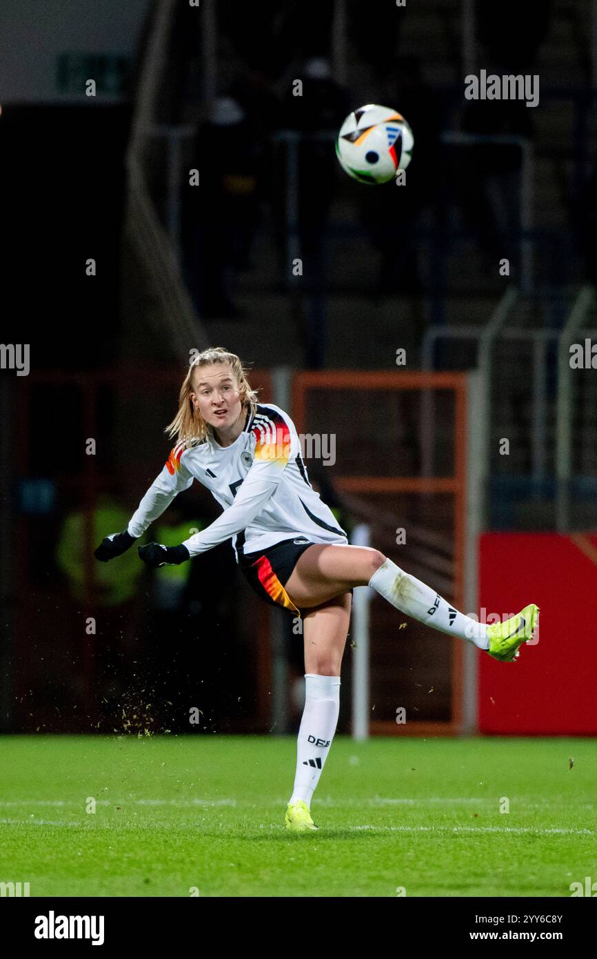 Janina Minge (Deutschland, #06) am Ball, GER, Deutschland vs Italien ...