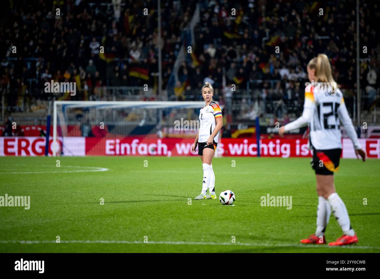 Giulia Gwinn (Deutschland, #07), Vivien Endemann (Deutschland, #26 ...
