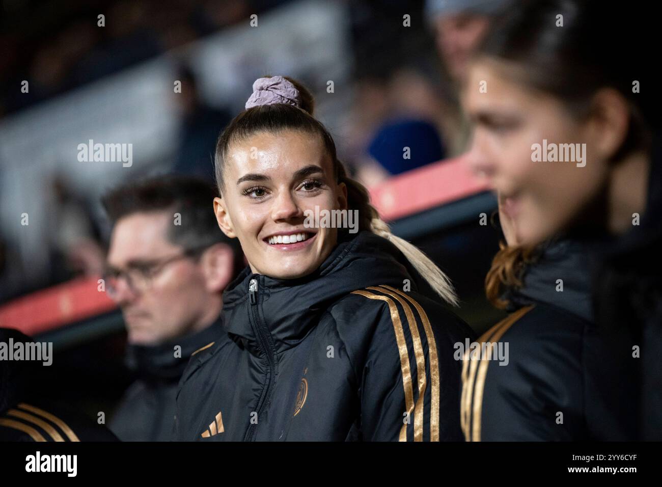 Selina Cerci (Deutschland, #25) lacht auf der Bank, GER, Deutschland vs ...