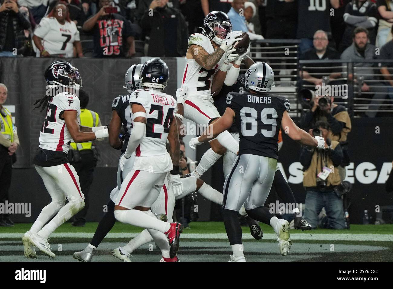 Atlanta Falcons safety Jessie Bates III (3) intercepts the ball against ...