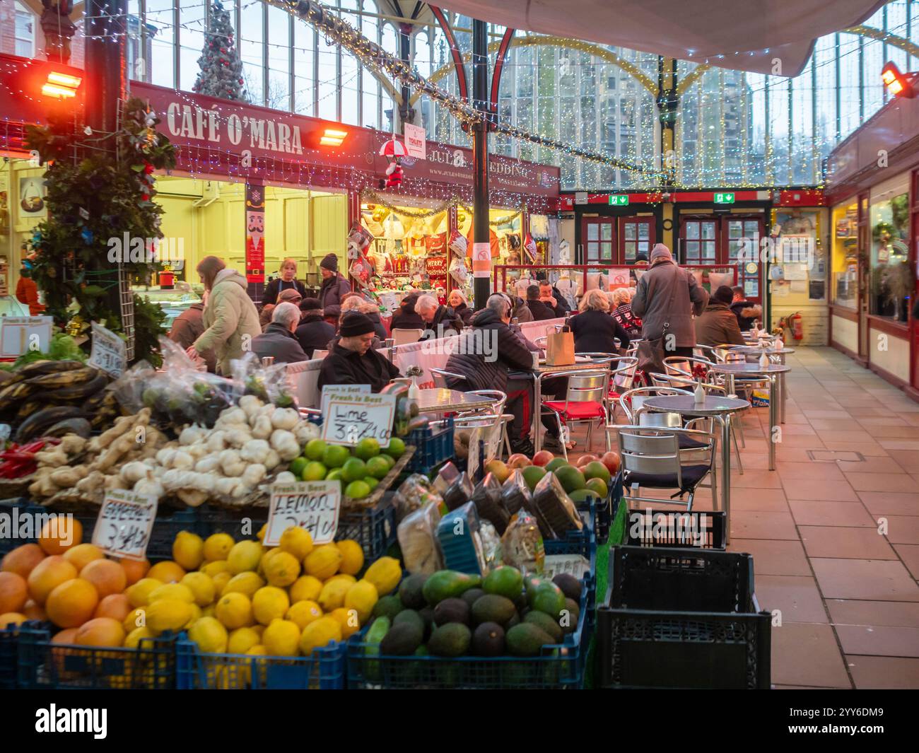 Traditional indoor market hi-res stock photography and images - Alamy