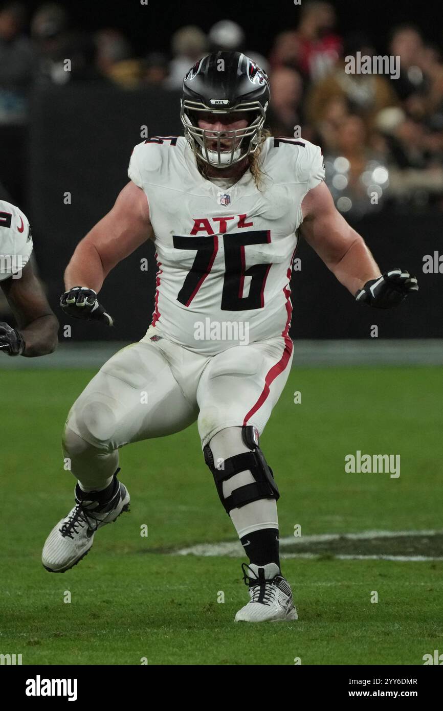 Atlanta Falcons offensive tackle Kaleb McGary (76) lines up against the ...