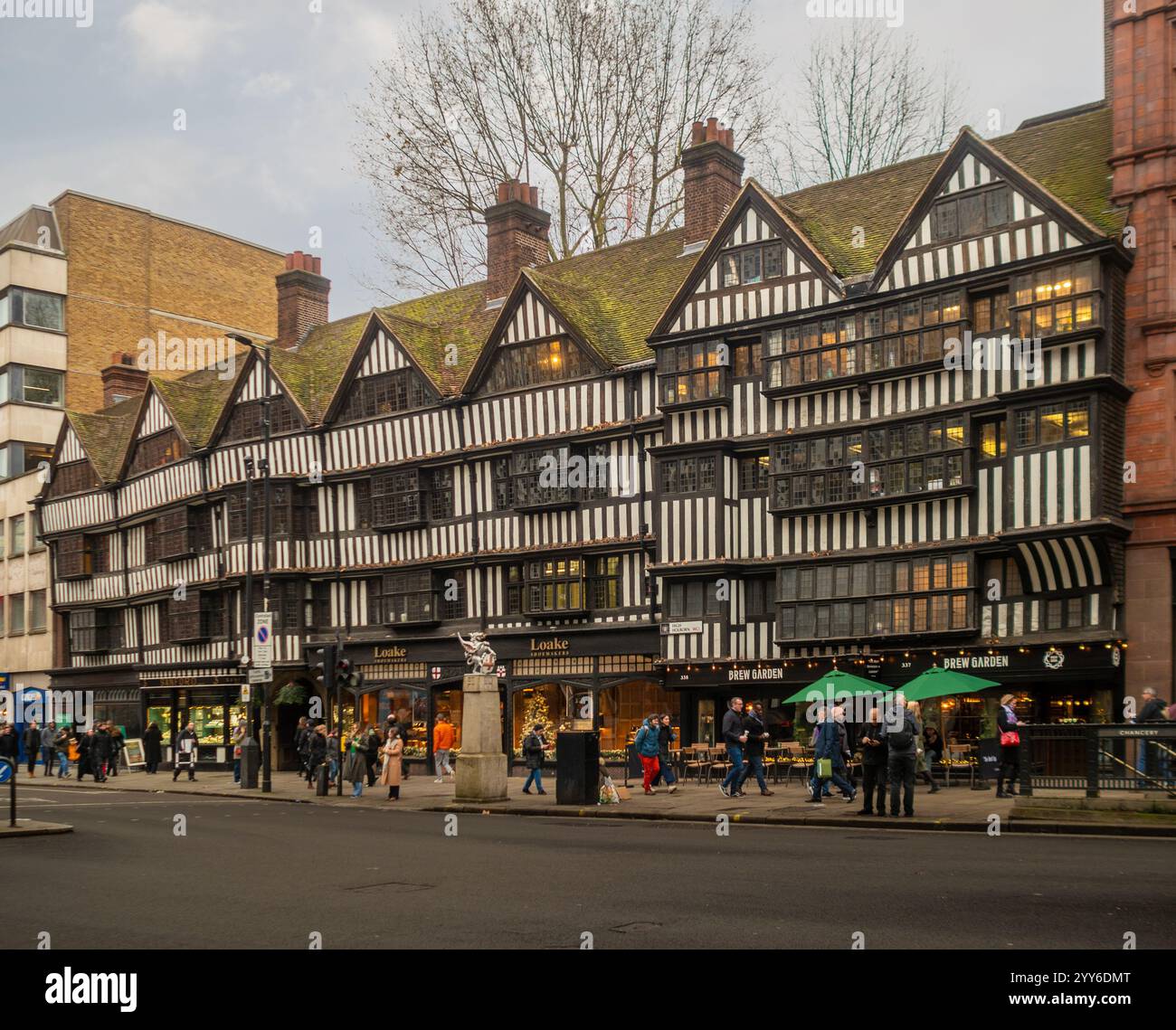 Listed tudor building hi-res stock photography and images - Alamy