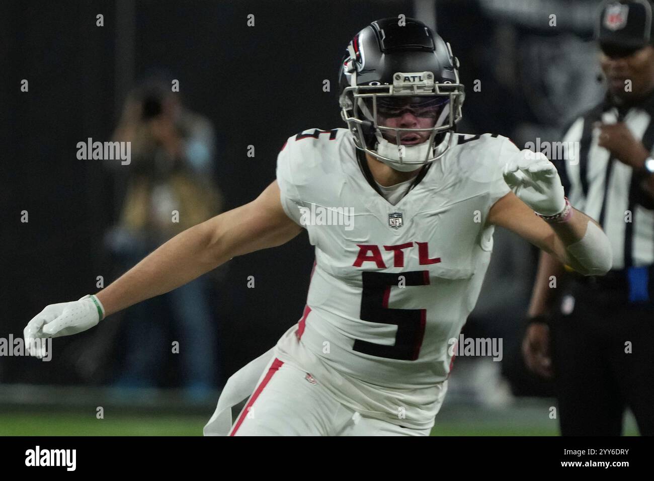 Atlanta Falcons wide receiver Drake London (5) lines up against the Las ...