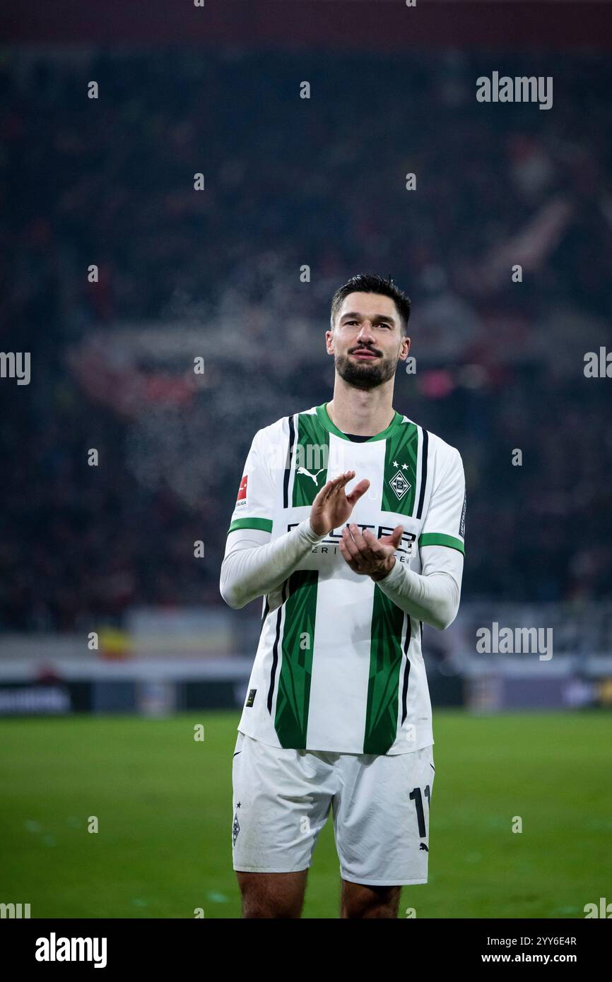 Tim Kleindienst (Borussia Moenchengladbach, #11) bedankt sich bei den ...