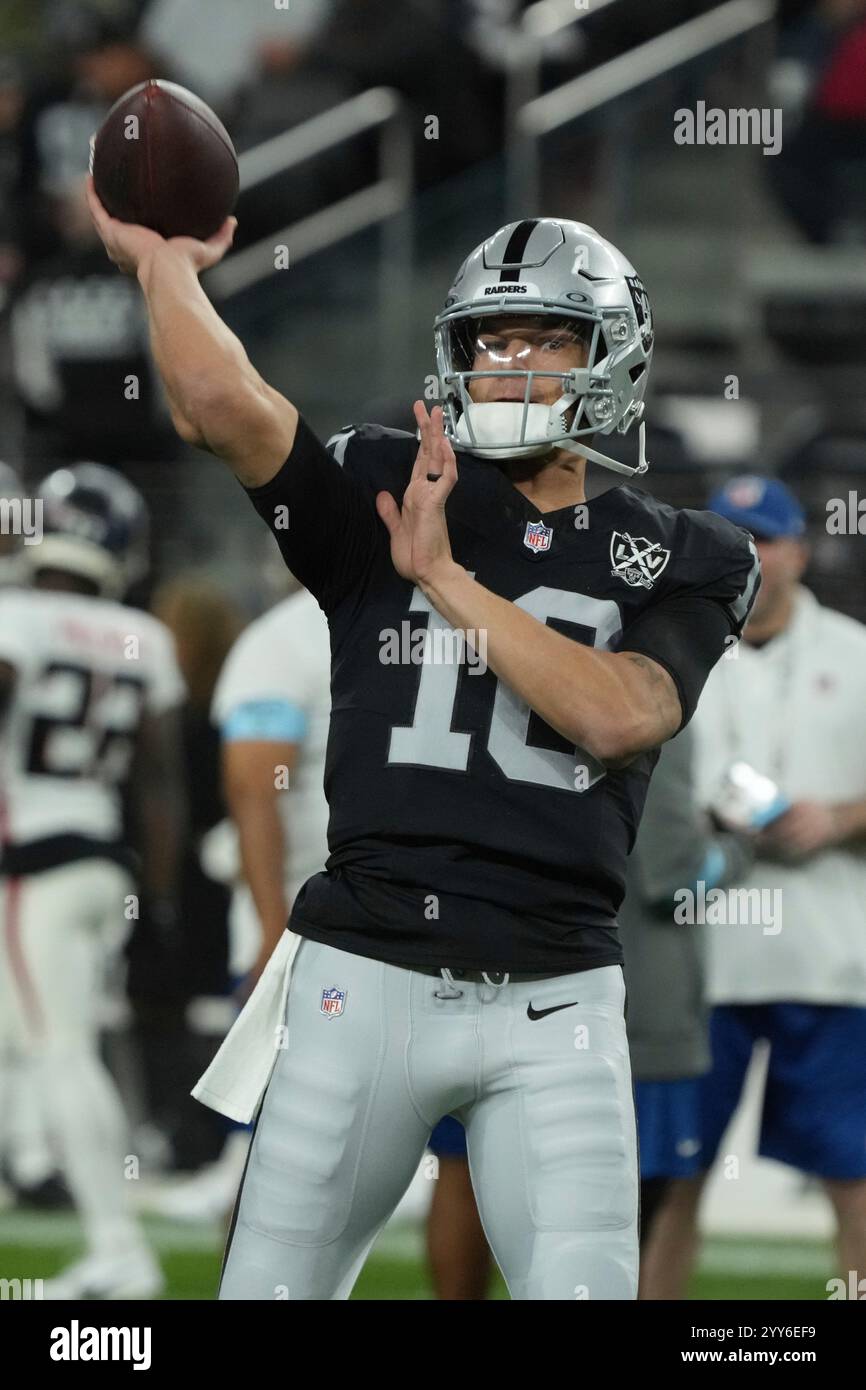 Las Vegas Raiders quarterback Desmond Ridder (10) warms up against the ...